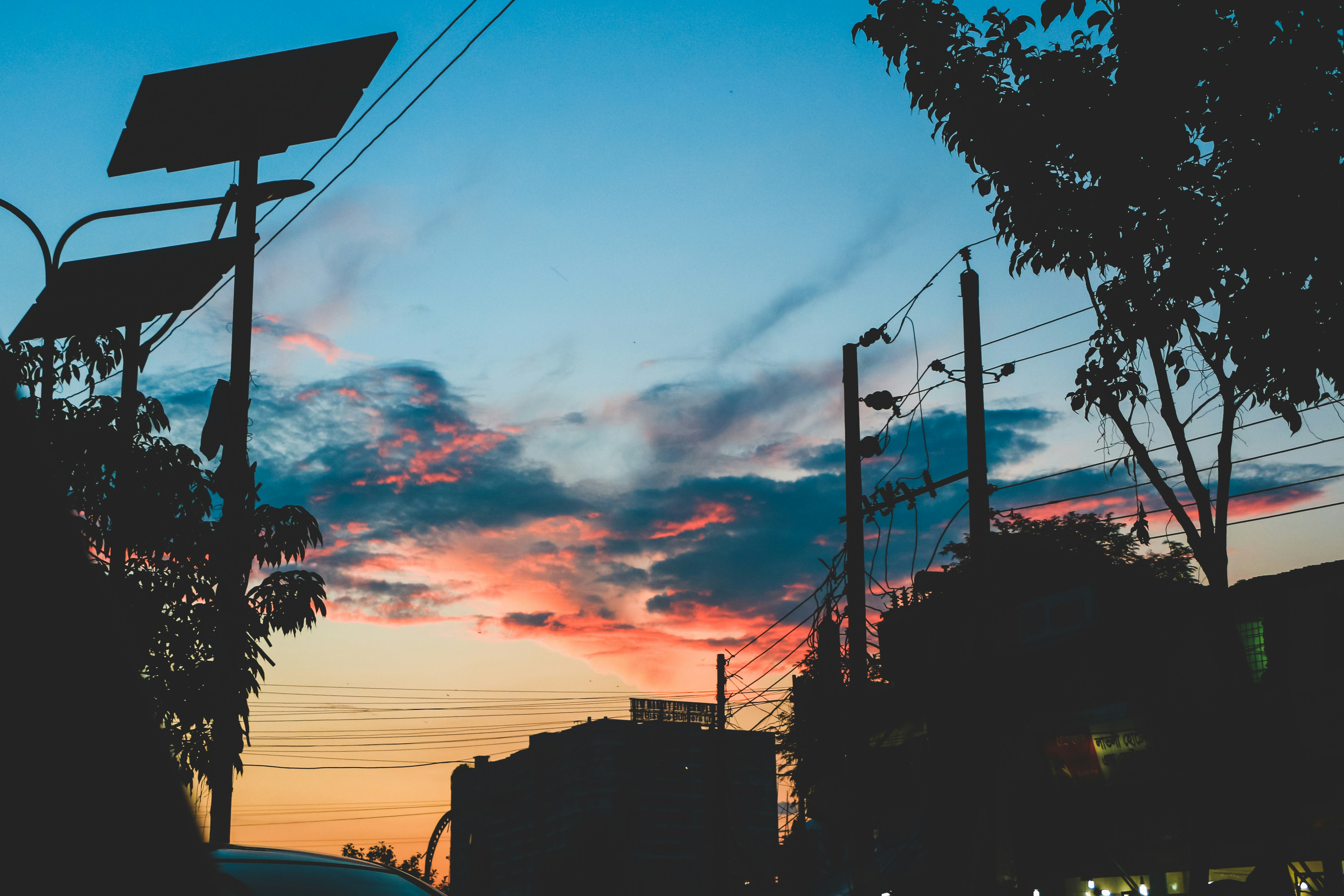 街に沈む夕日の写真 – Unsplashの都市 景観の無料画像