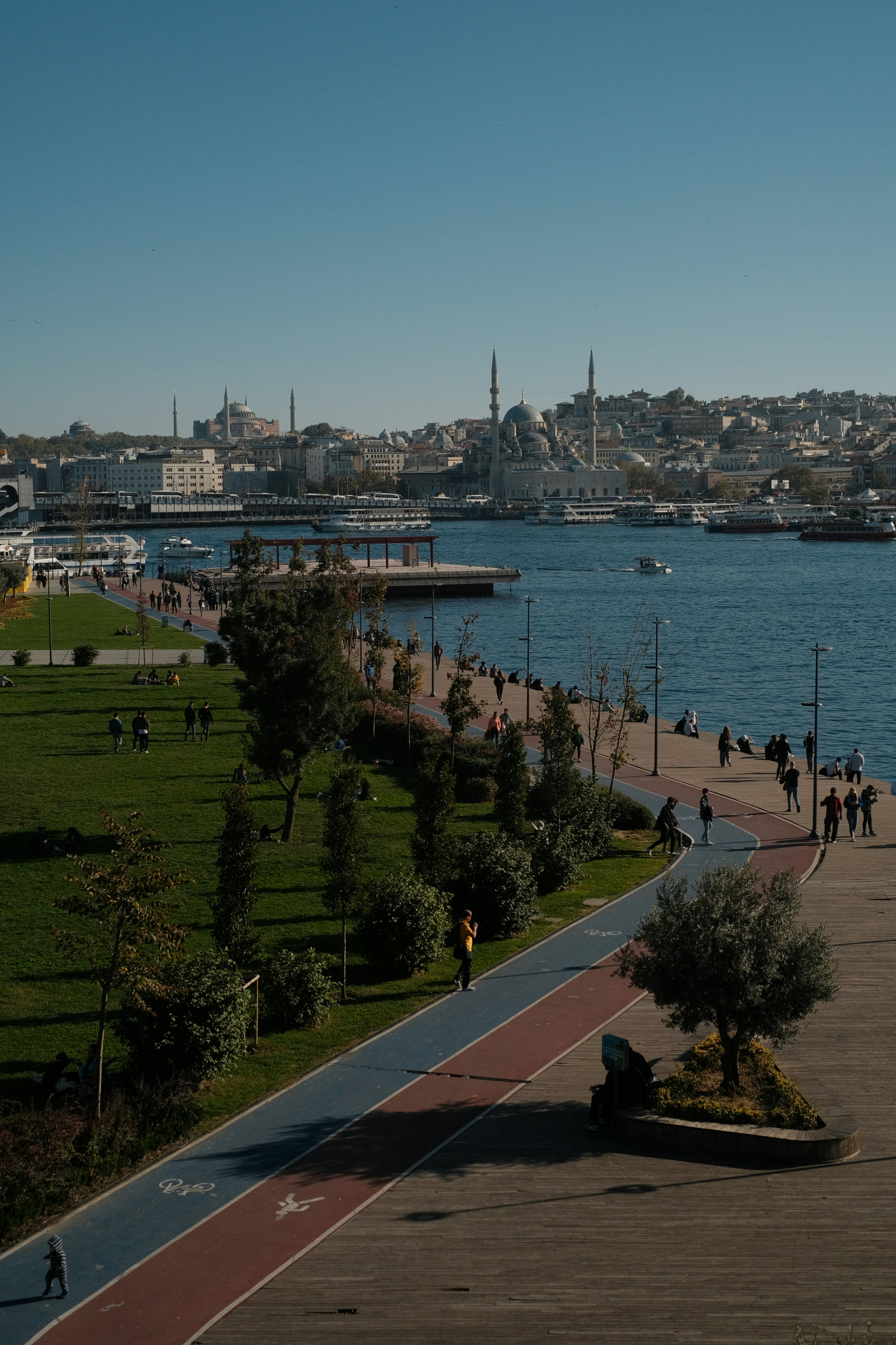 Bosphorus Promenade in Daylight: Lanes, Footsteps, and Istanbul’s Minarets