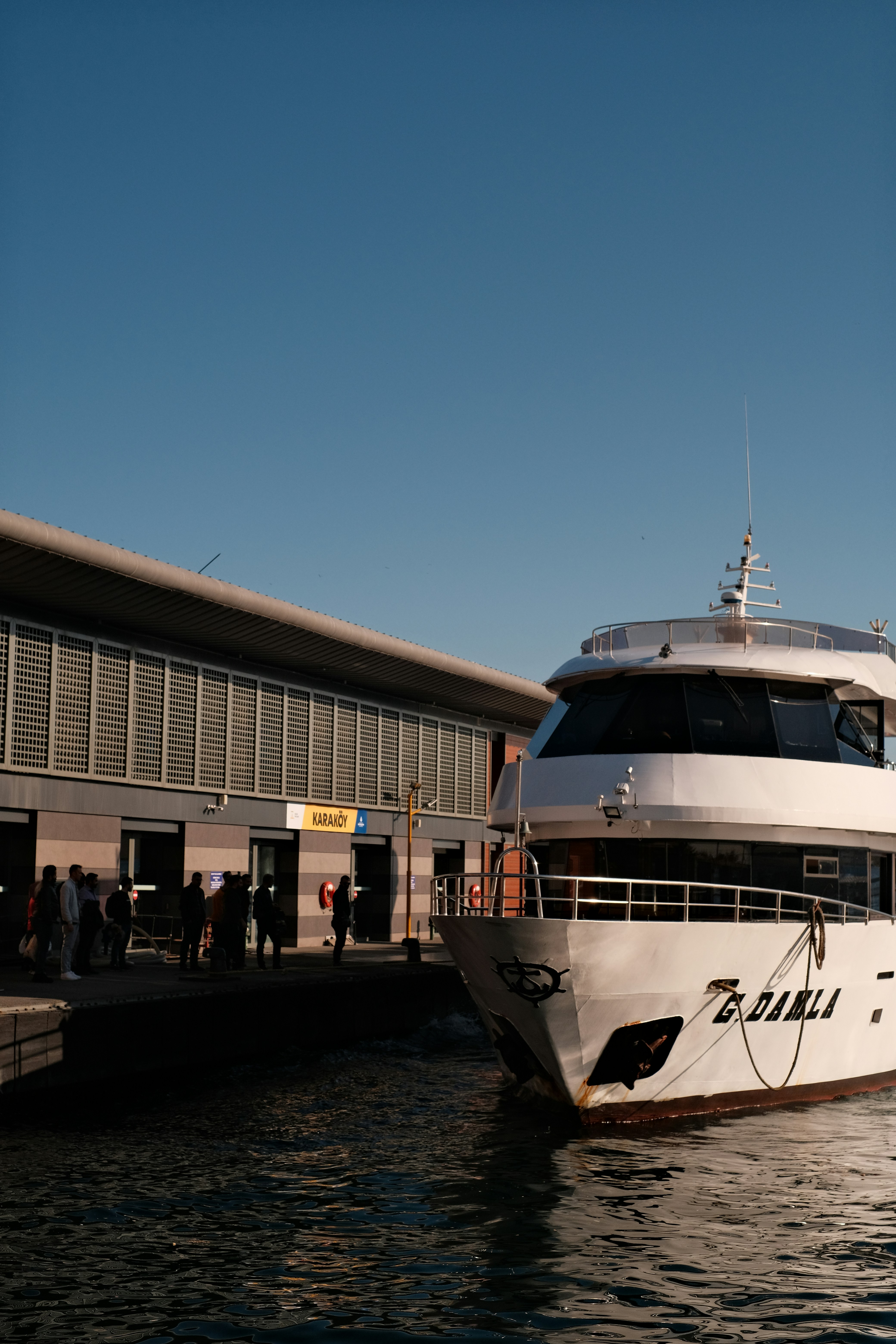 Foto zum Thema Ein Boot, das an einem Pier angedockt ist – Kostenloses ...