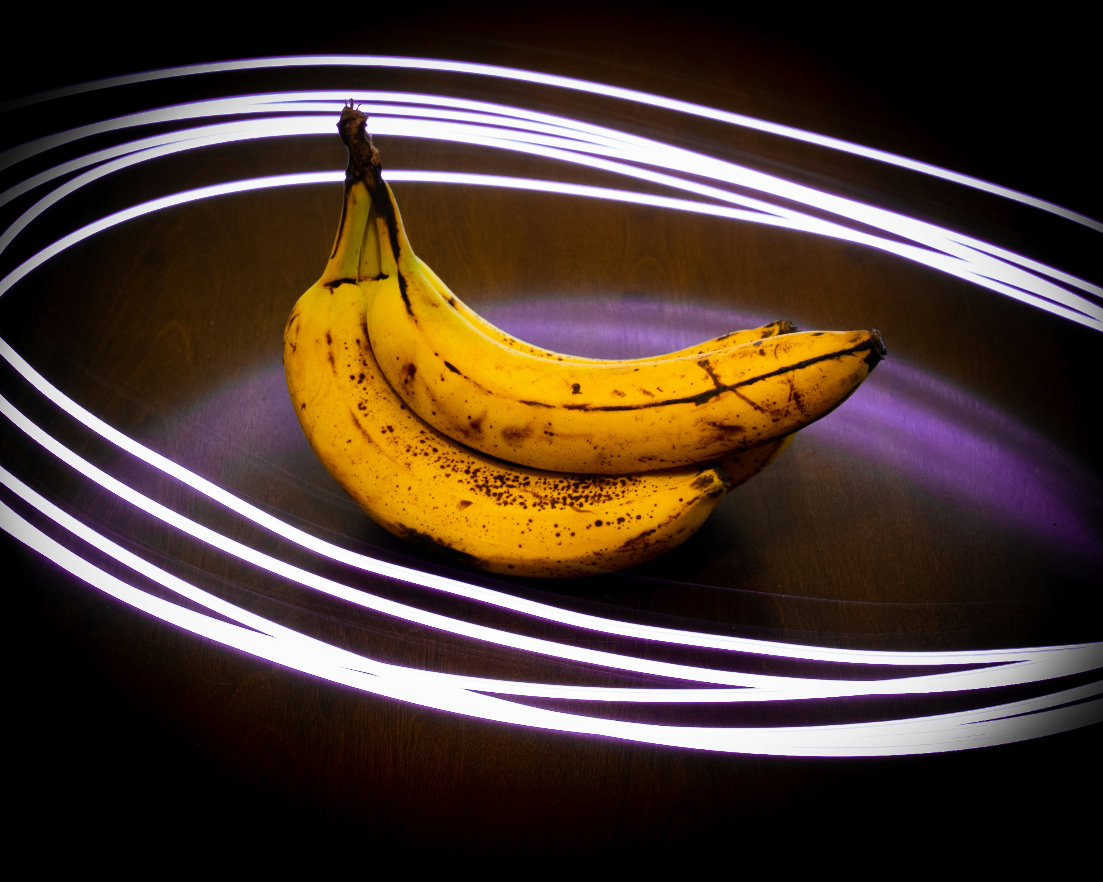 Banana Ringlight: A Citrus Orbit of Light and Shadow