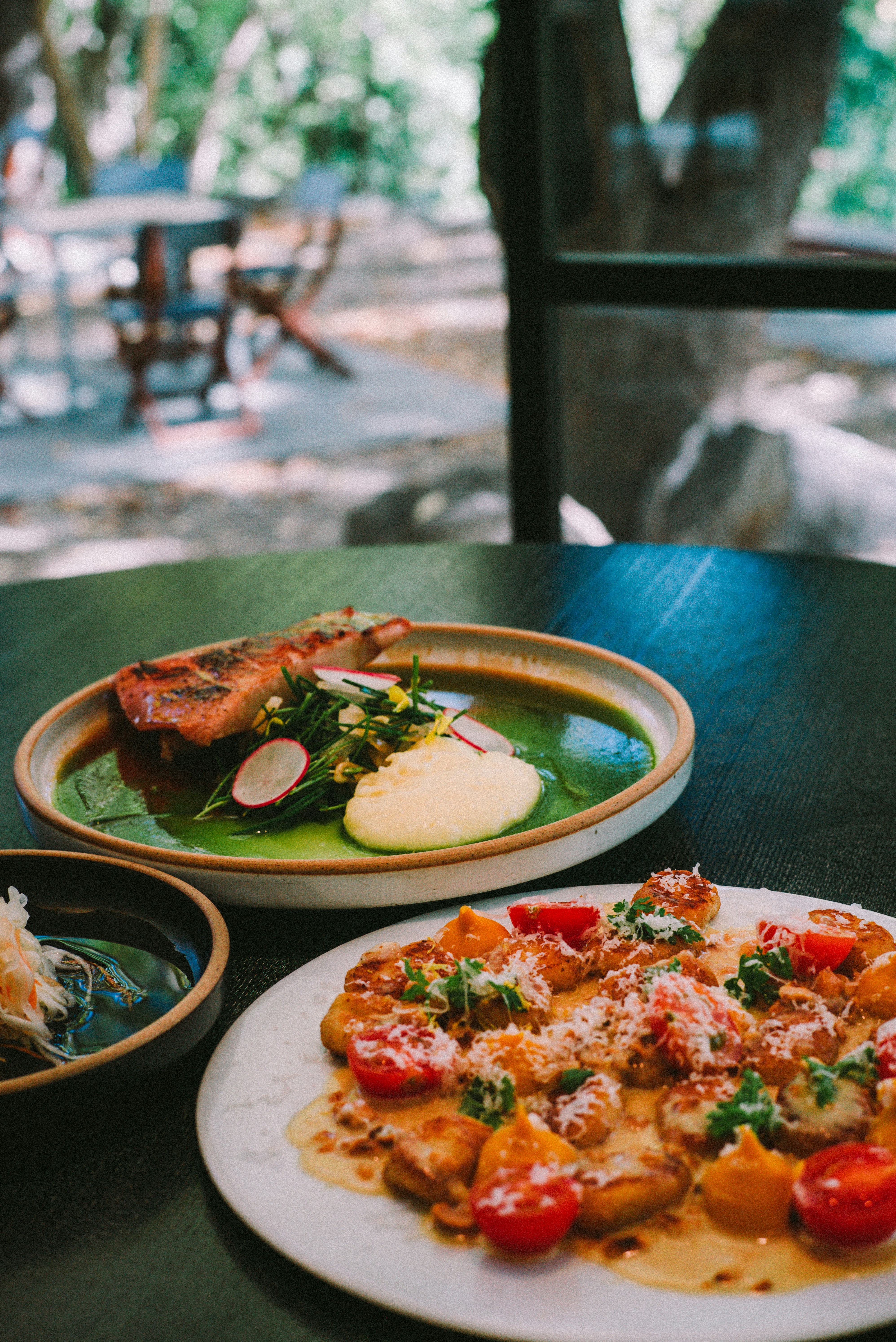 Ein paar Teller Essen auf einem Tisch Foto – Kostenloses Bild zum Thema ...