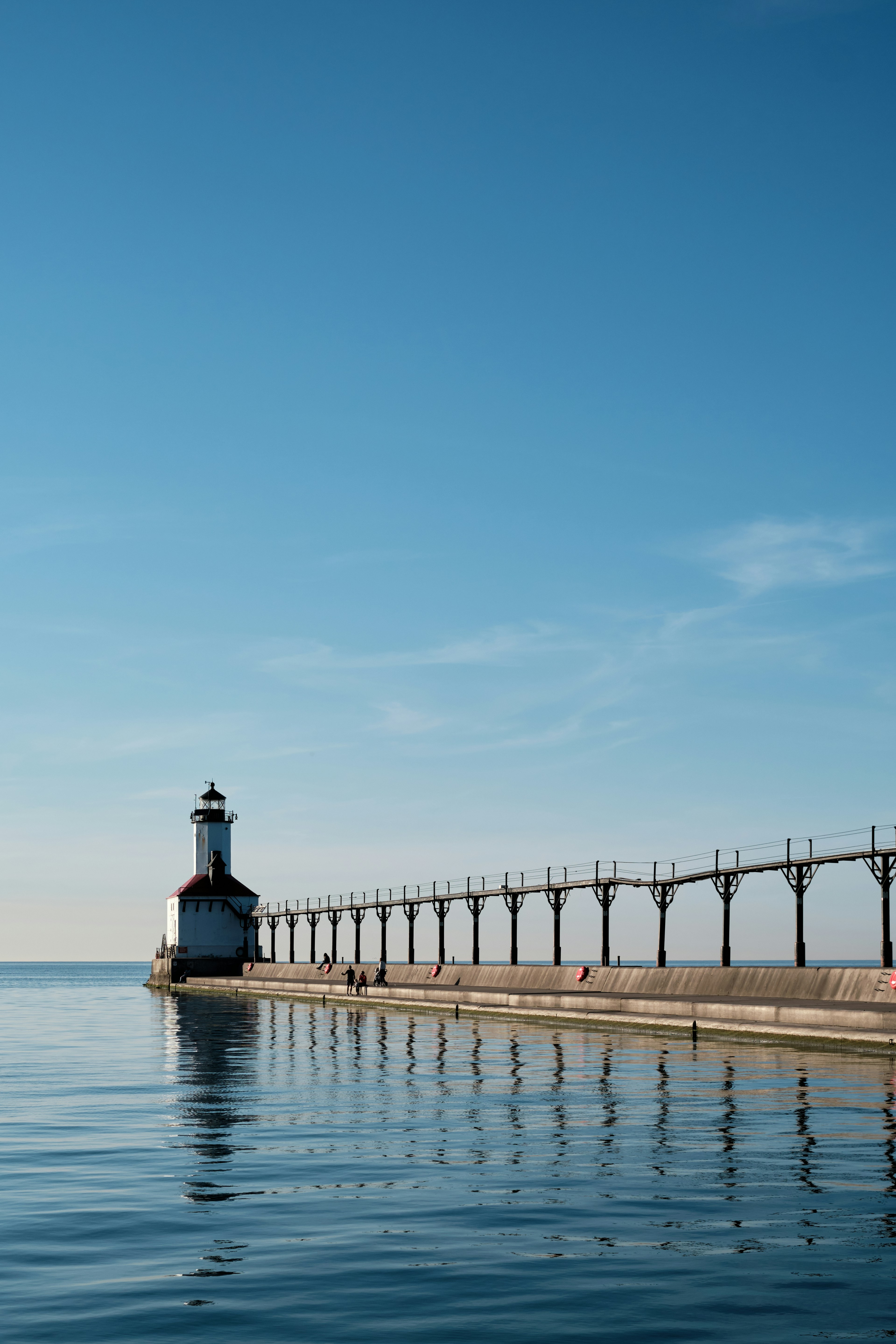 Un faro en un muelle foto – Imagen de Ciudad de Michigan gratuita en ...