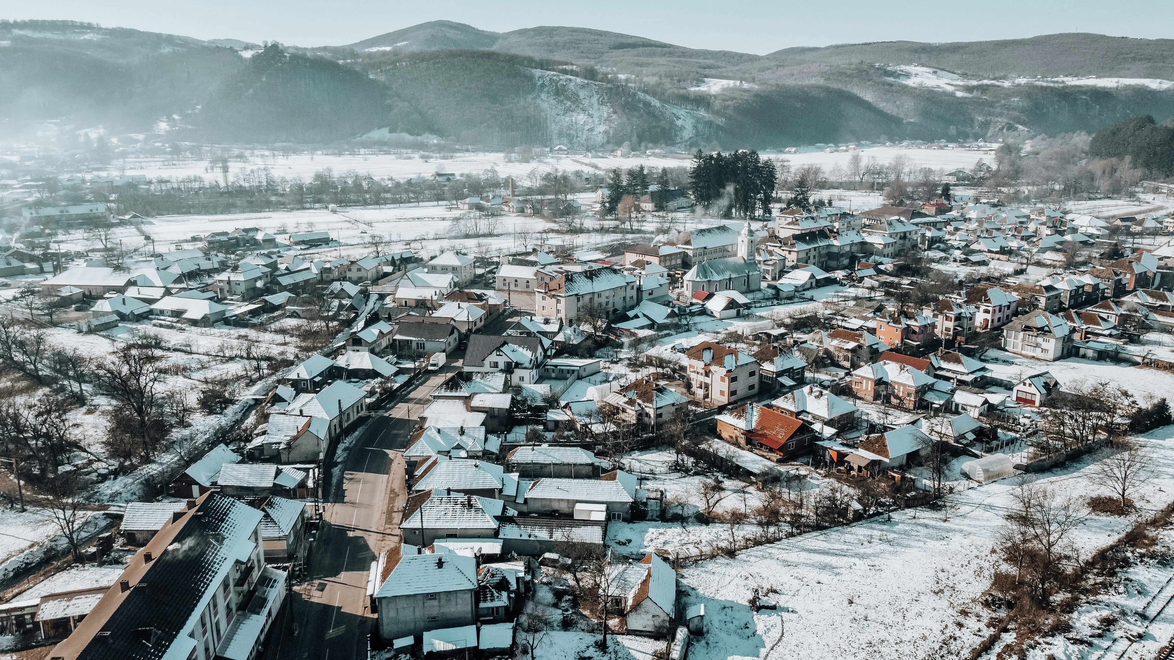 A city with many buildings and trees photo – Free Bratca Image on Unsplash