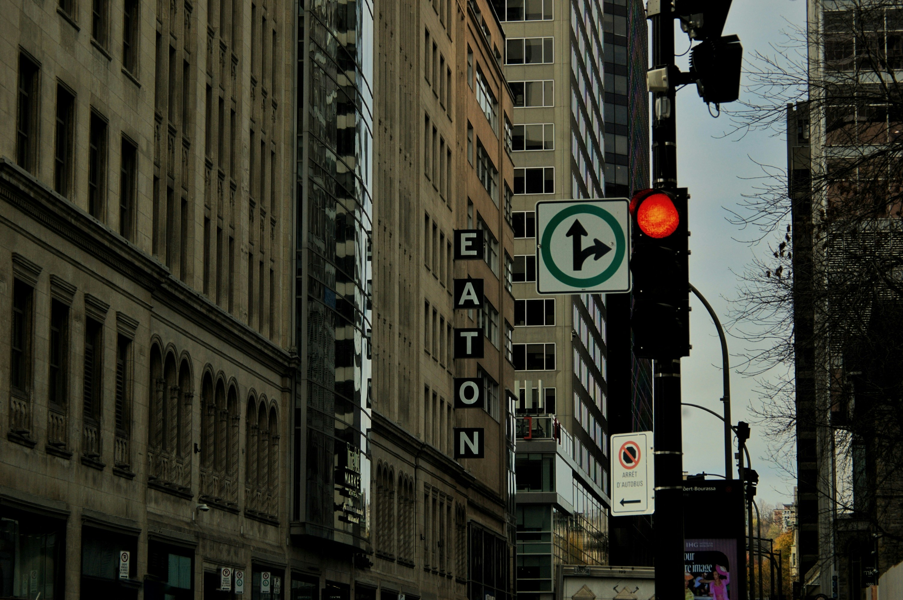 Un feu de circulation est rouge photo – Photo Lumière Gratuite sur Unsplash