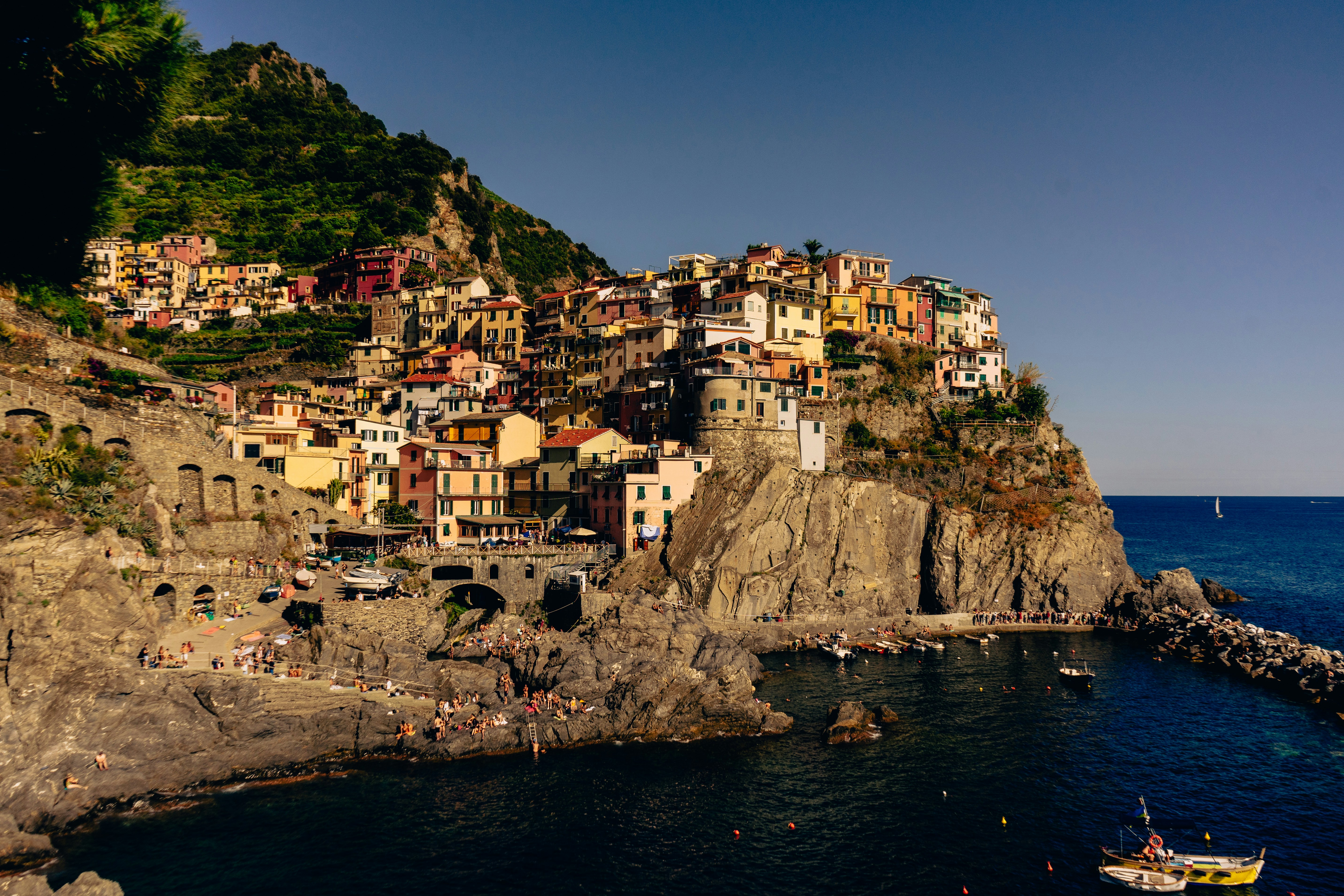 A city on a cliff photo – Free Sp Image on Unsplash