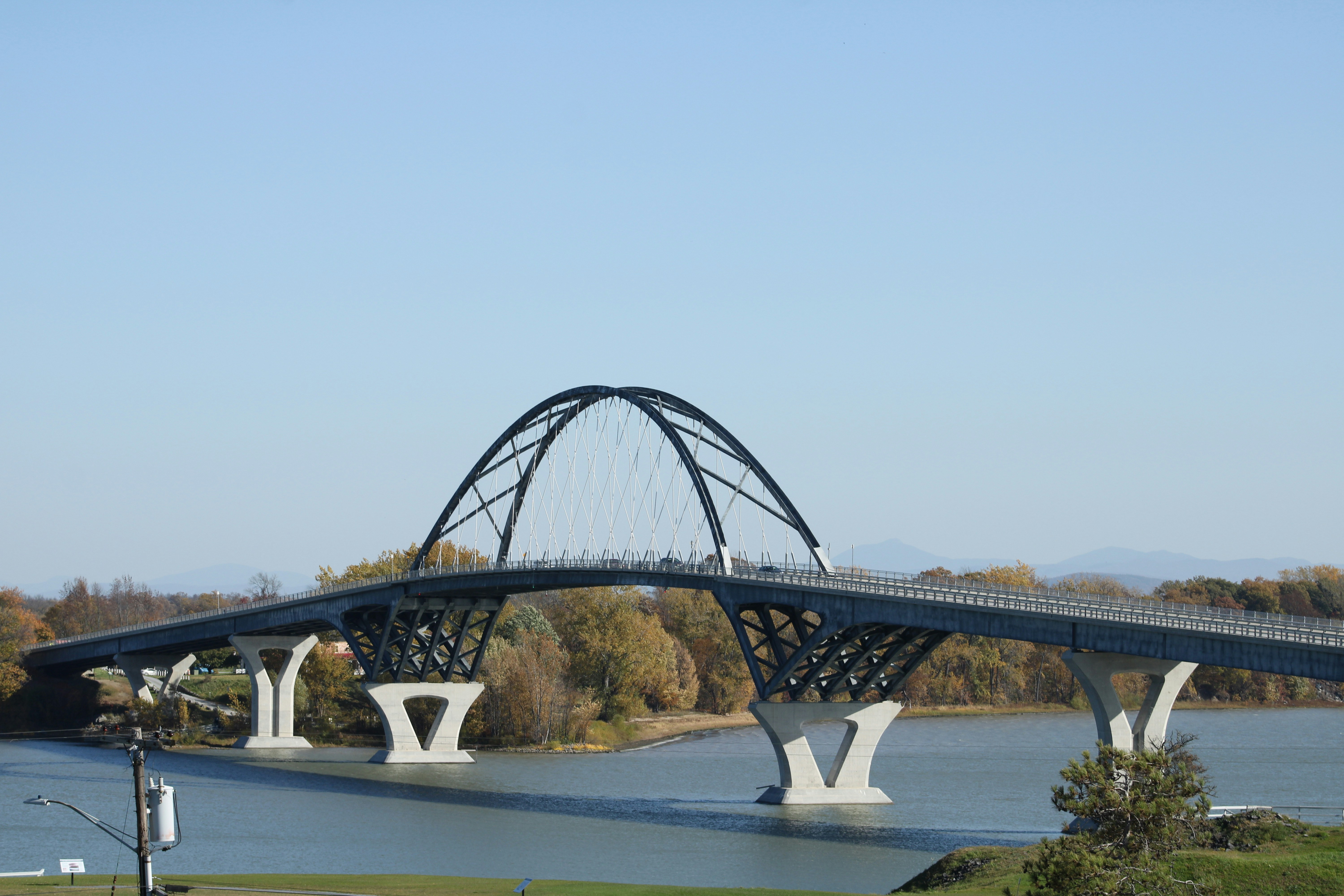 Un pont au-dessus d’un plan d’eau photo – Photo Pont Gratuite sur Unsplash