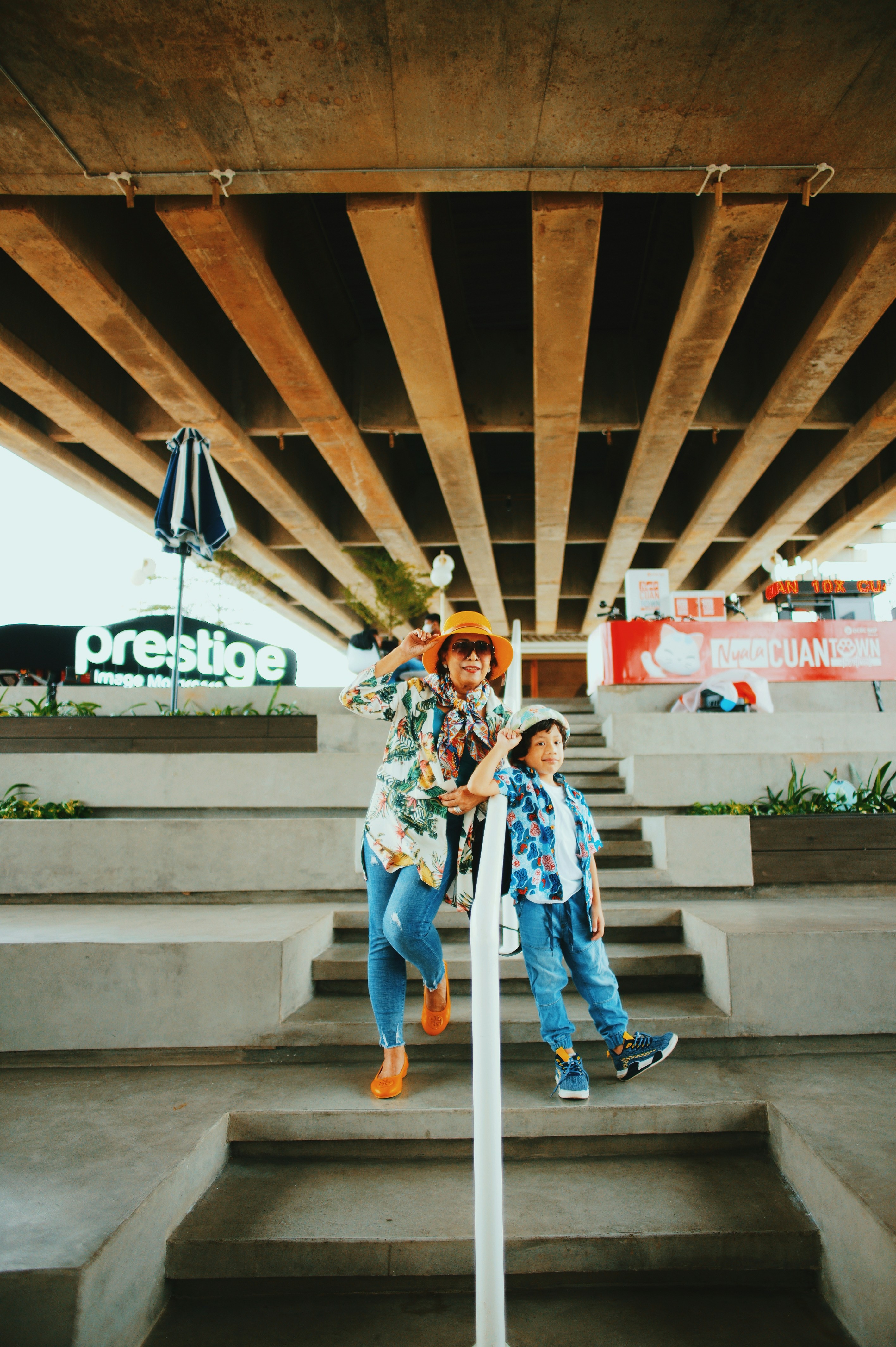 Un par de personas posando para la cámara en unas escaleras foto ...