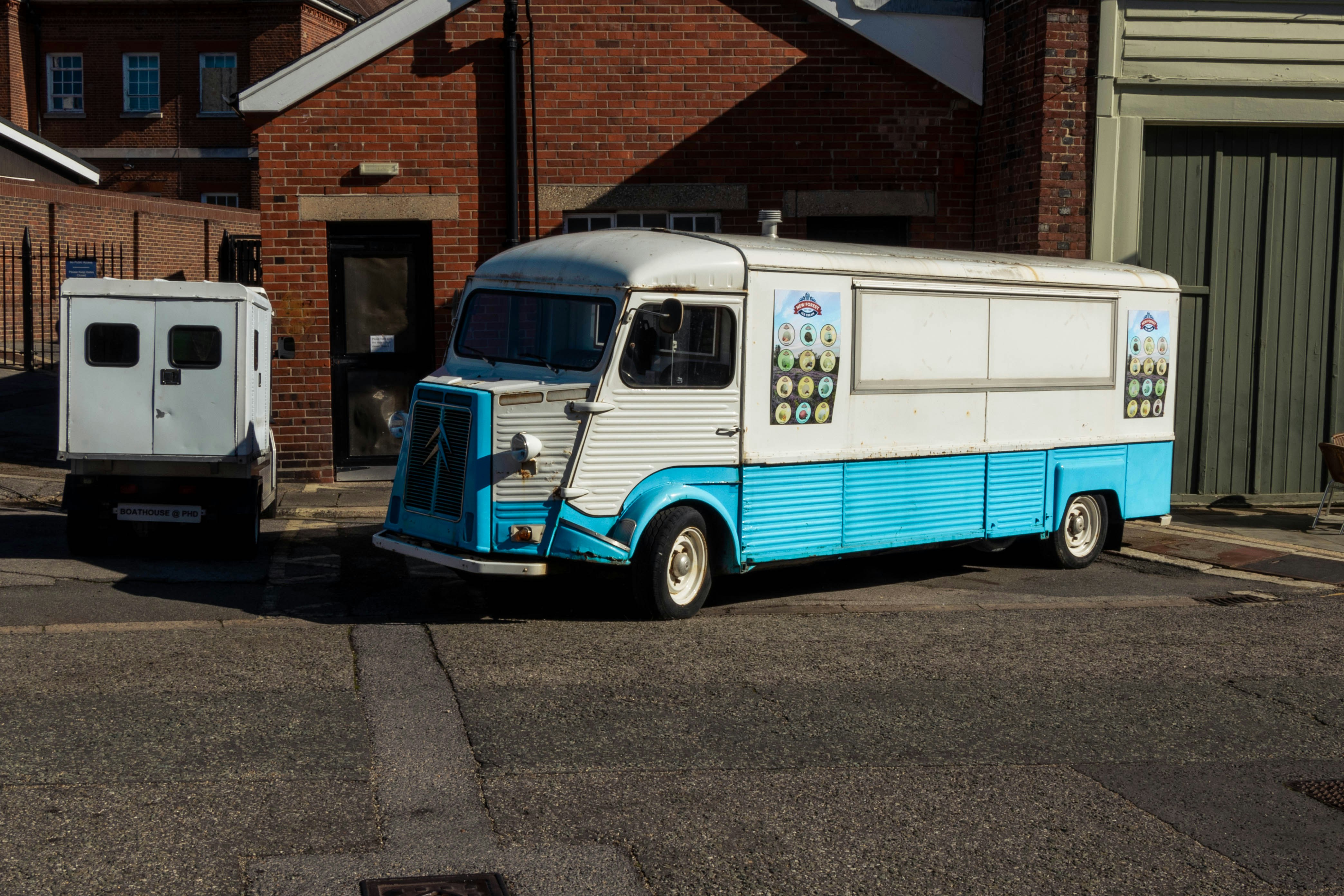 An old fashioned ice cream truck, that waits for his owner.