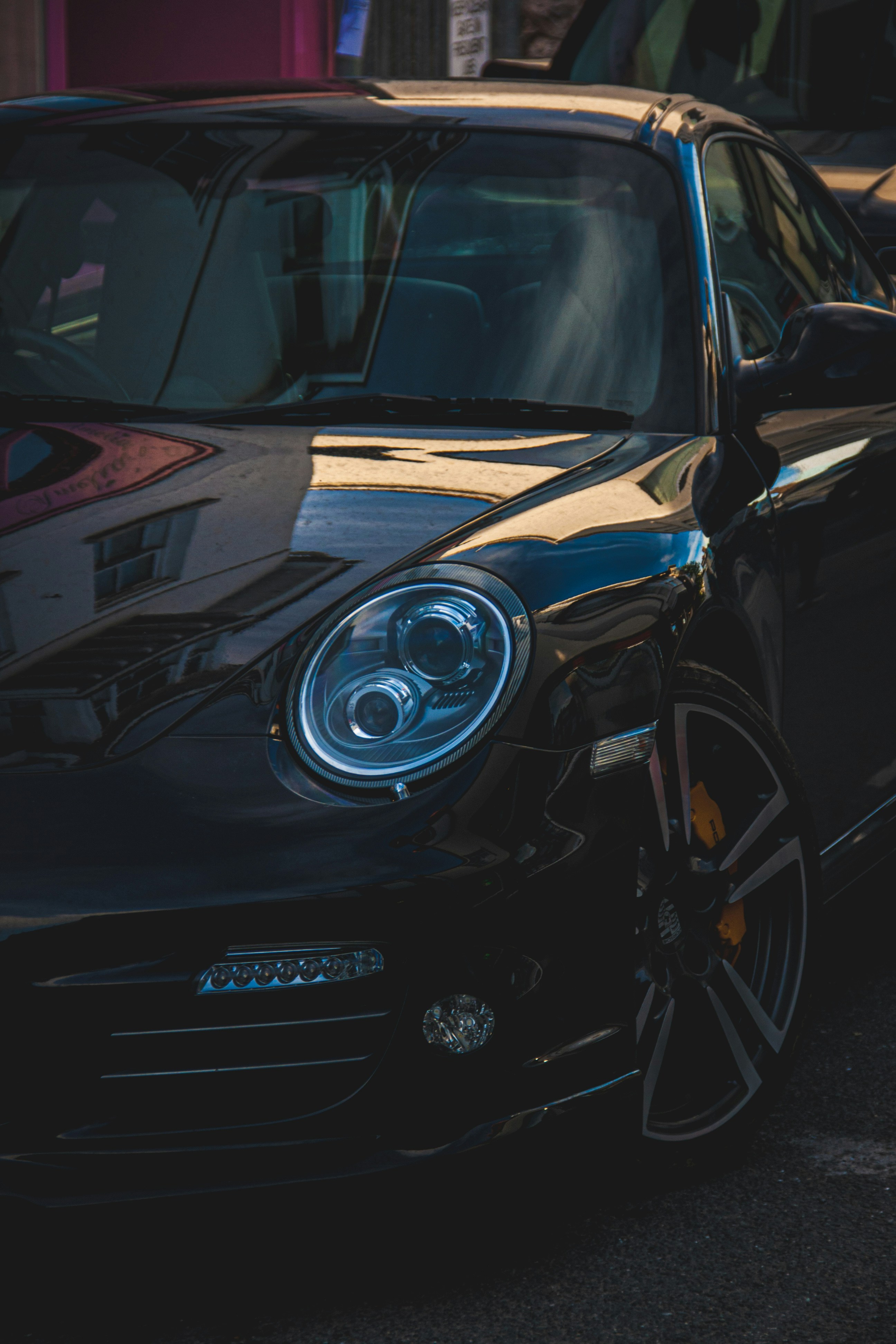A black car with a shiny front end photo – Free Car Image on Unsplash