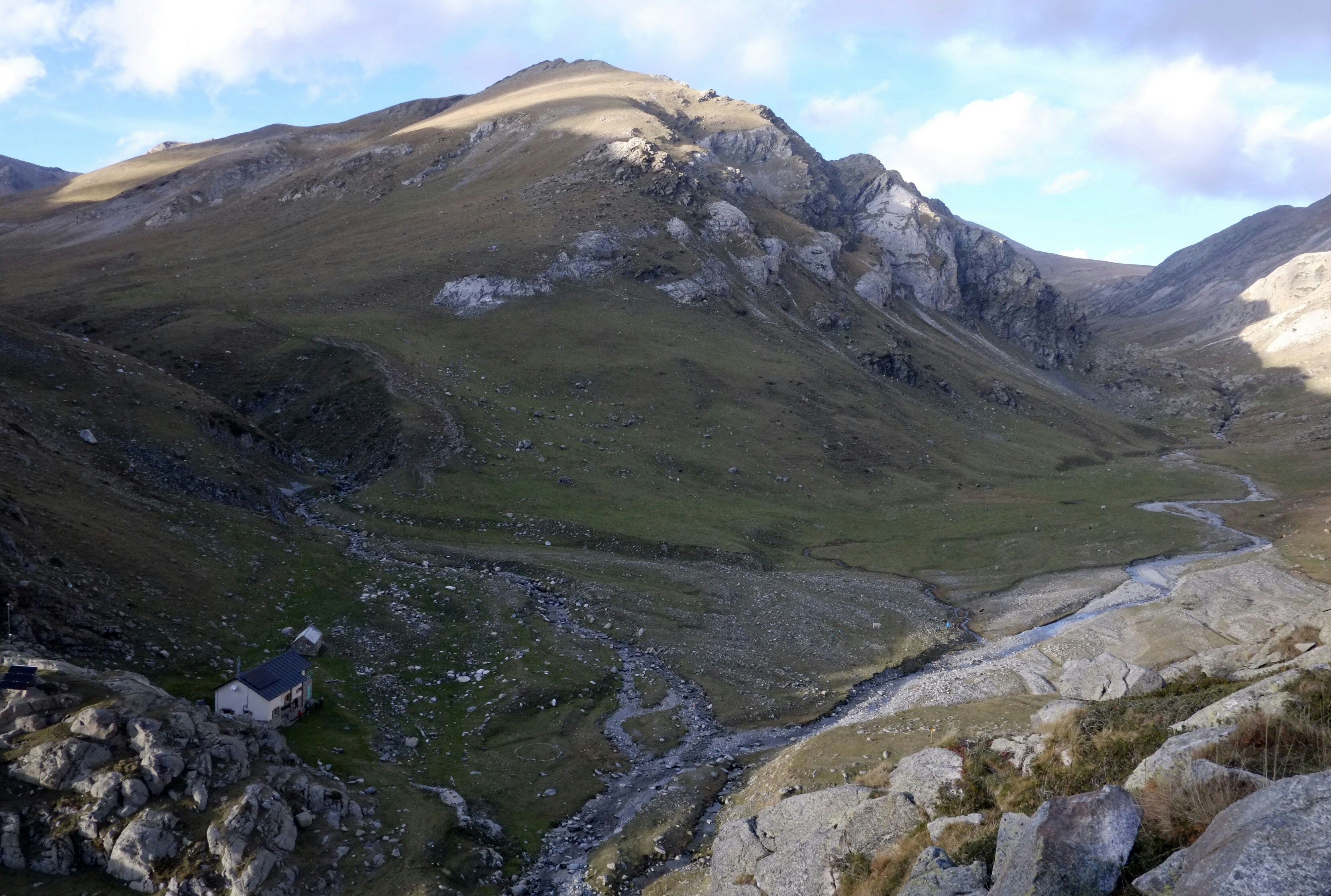 A mountain with a river running through it photo – Free Coma de vaca ...
