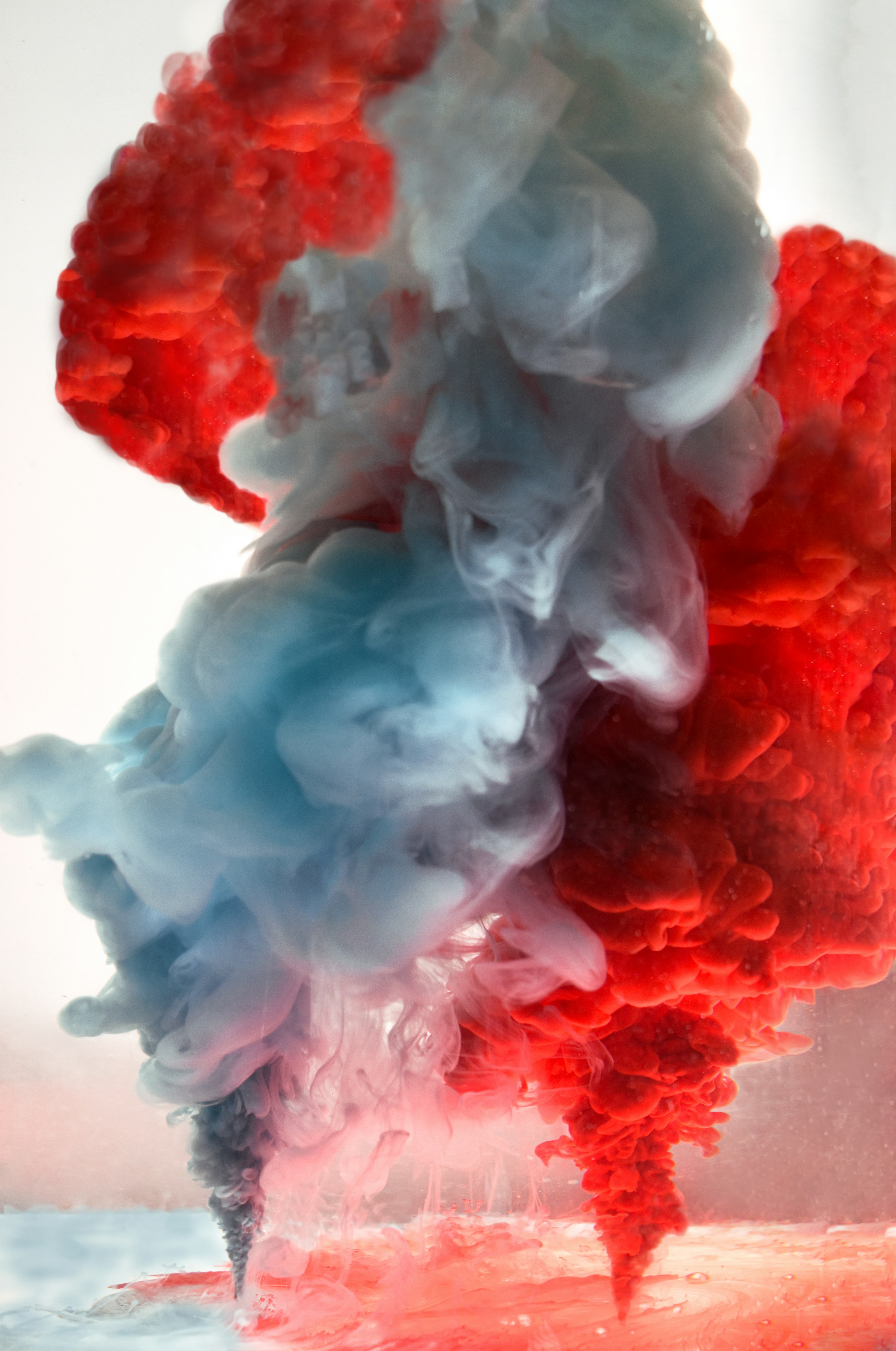 Foto Un primer plano de un humo rojo y azul – Imagen Humo gratis en ...