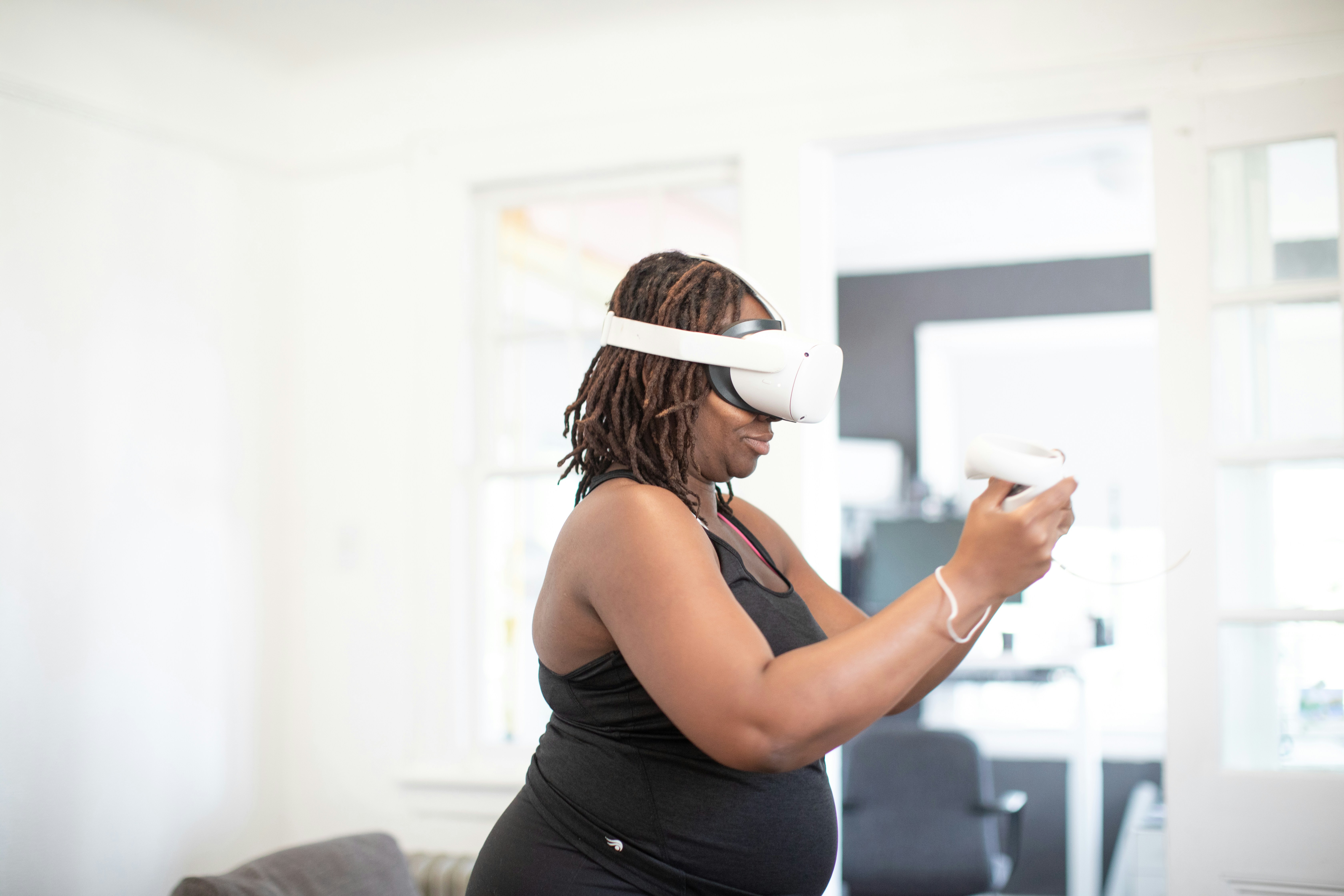 Foto zum Thema Eine Frau, die ein VR-Headset trägt – Kostenloses Bild zu Mensch auf Unsplash