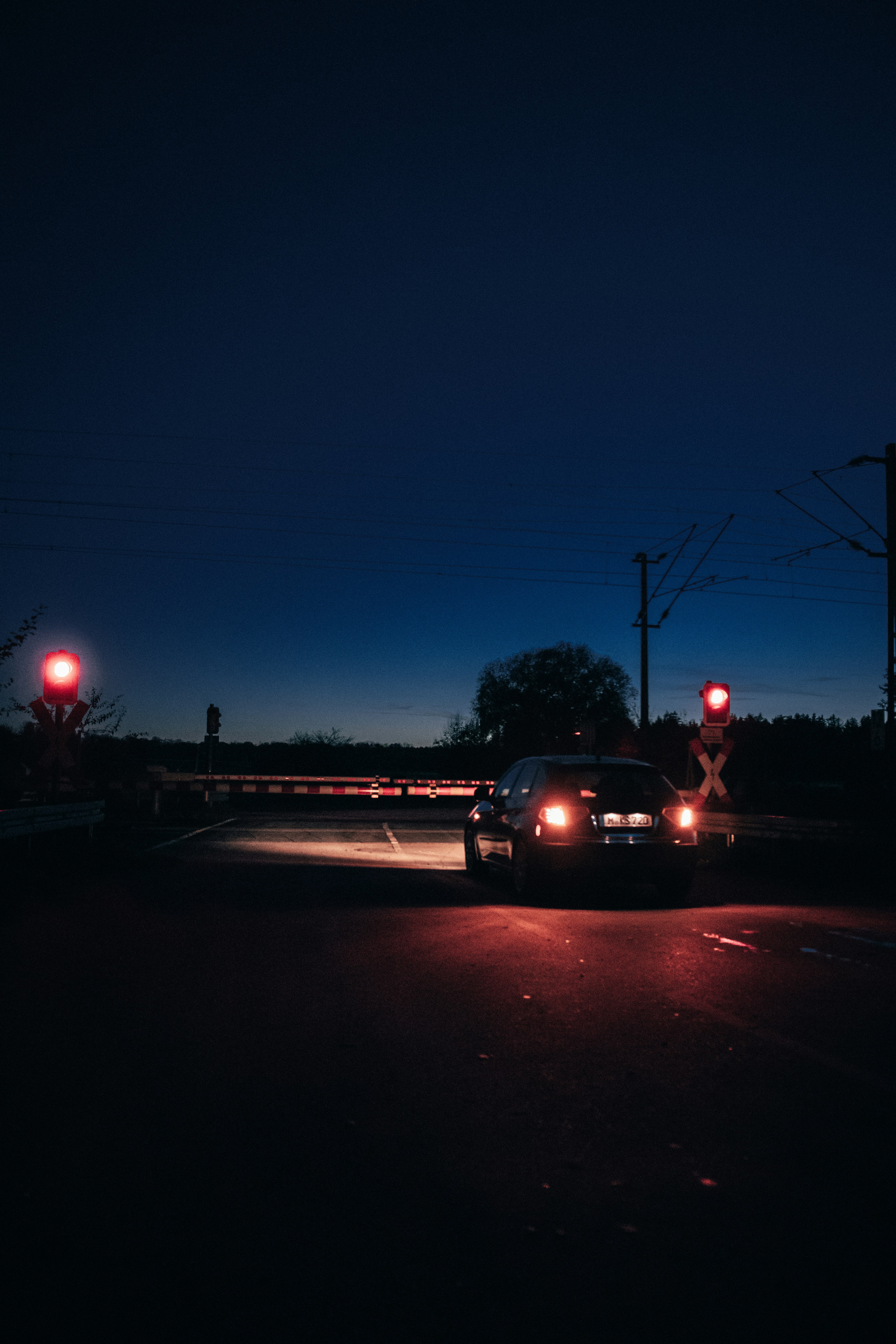 Foto zum Thema Ein Auto wird an einer roten Ampel angehalten ...