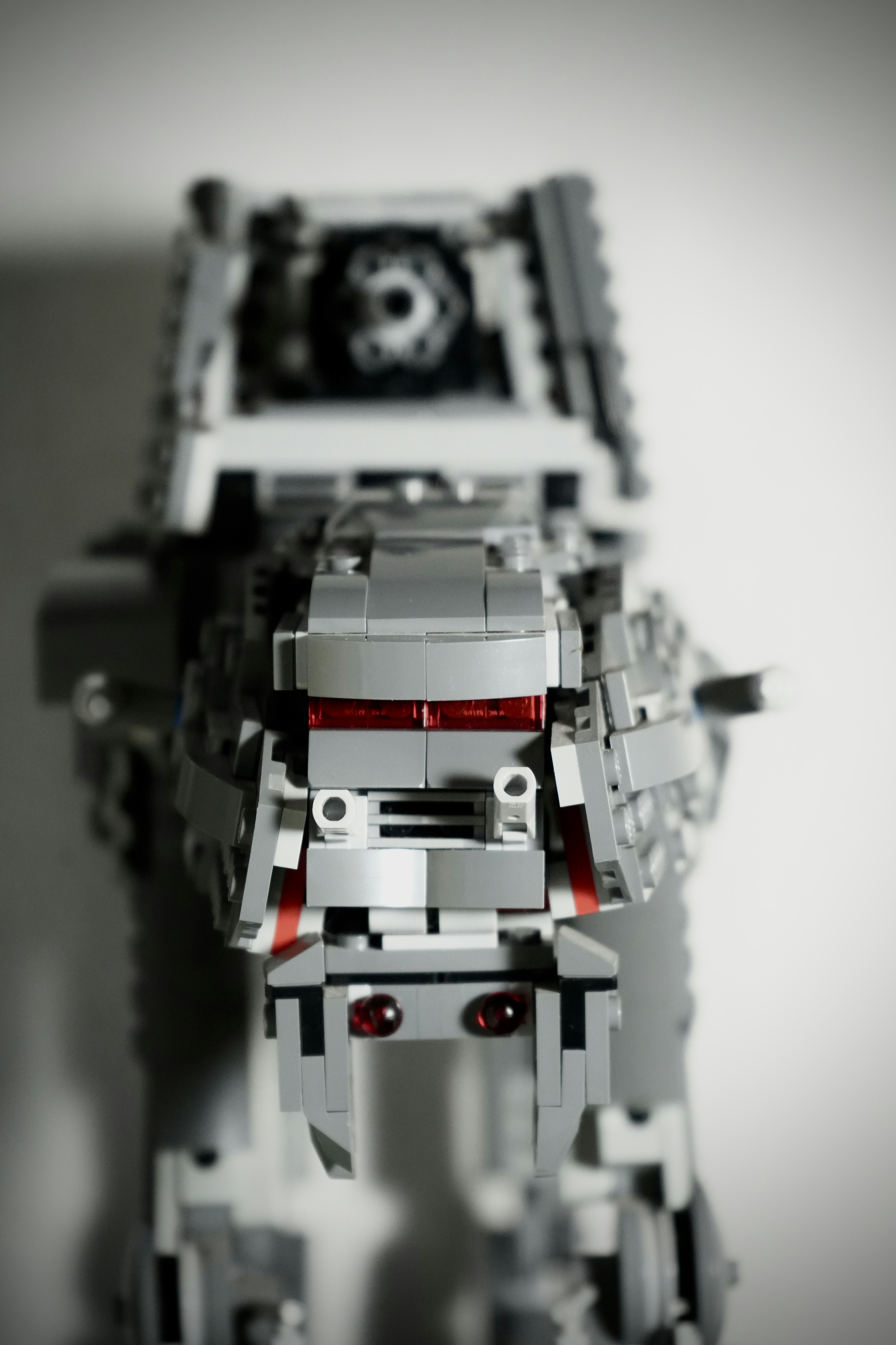 Un robot con luz roja foto – Imagen de Fondo de pantalla de teléfono ...