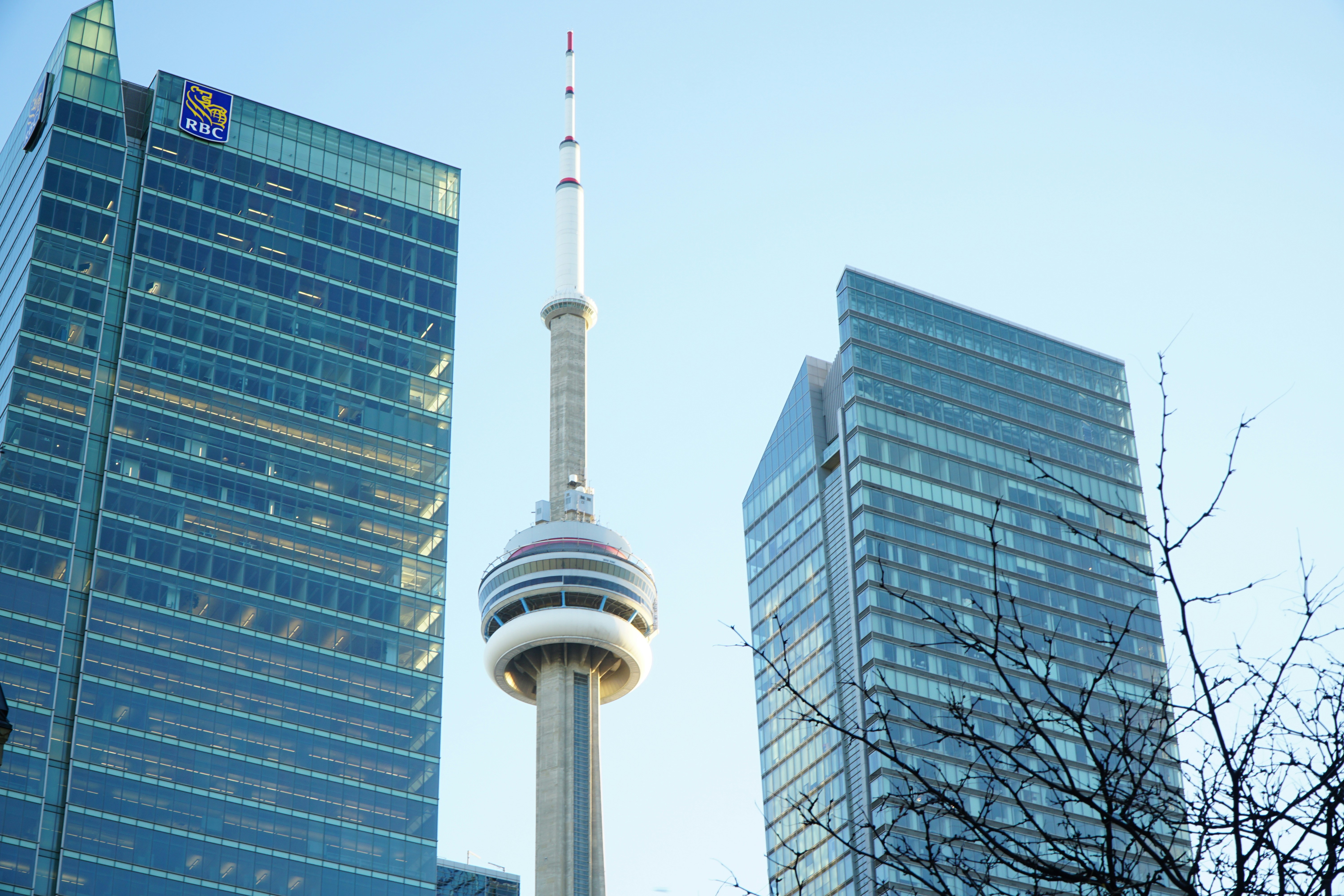 Un grand bâtiment avec une tour photo – Image gratuite de Toronto sur ...