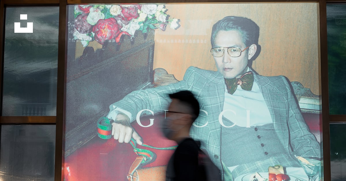 표지판 앞에 서있는 사람 사진 Unsplash의 무료 트랑티엔플라자 이미지