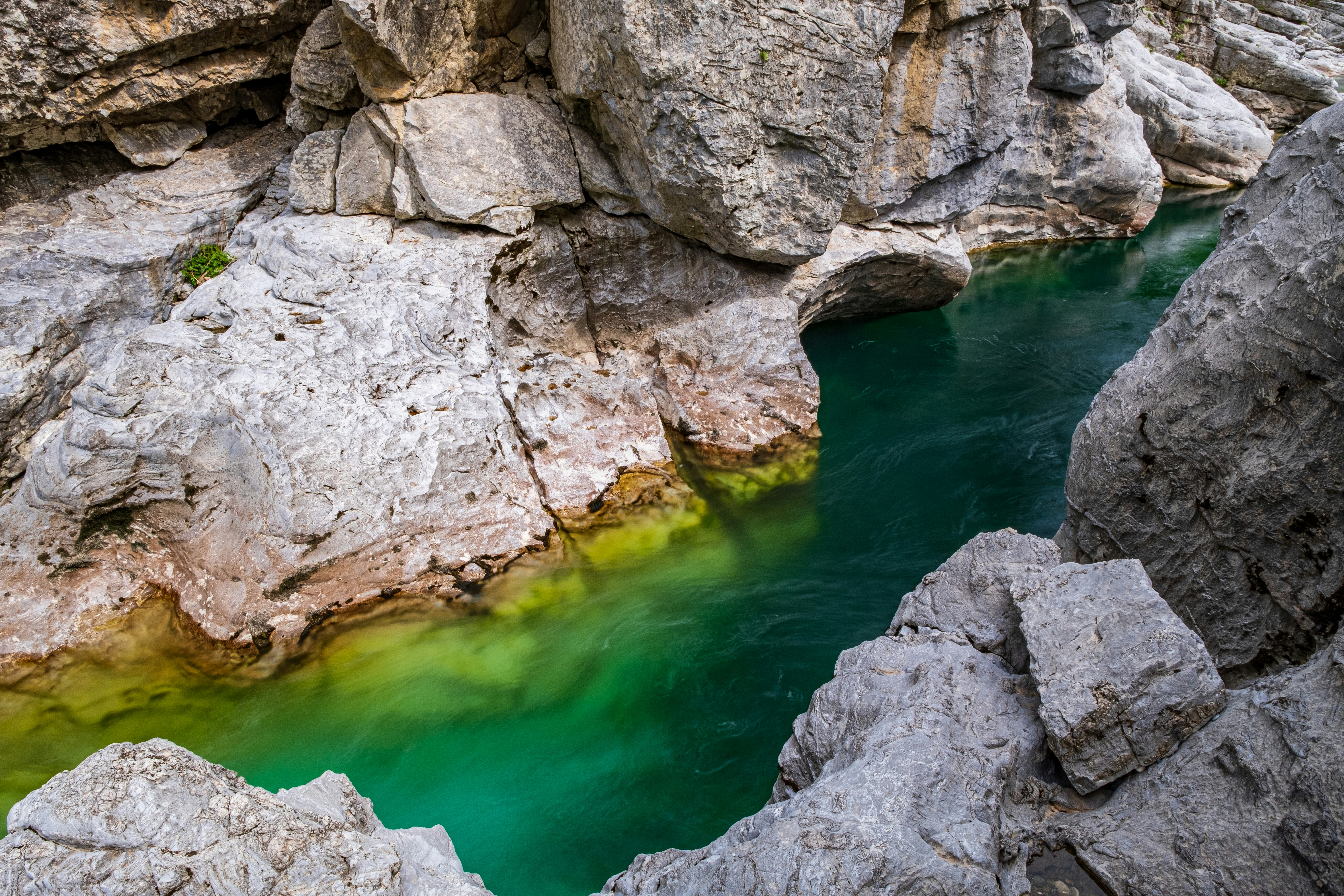 A body of water between rocks photo – Free River Image on Unsplash