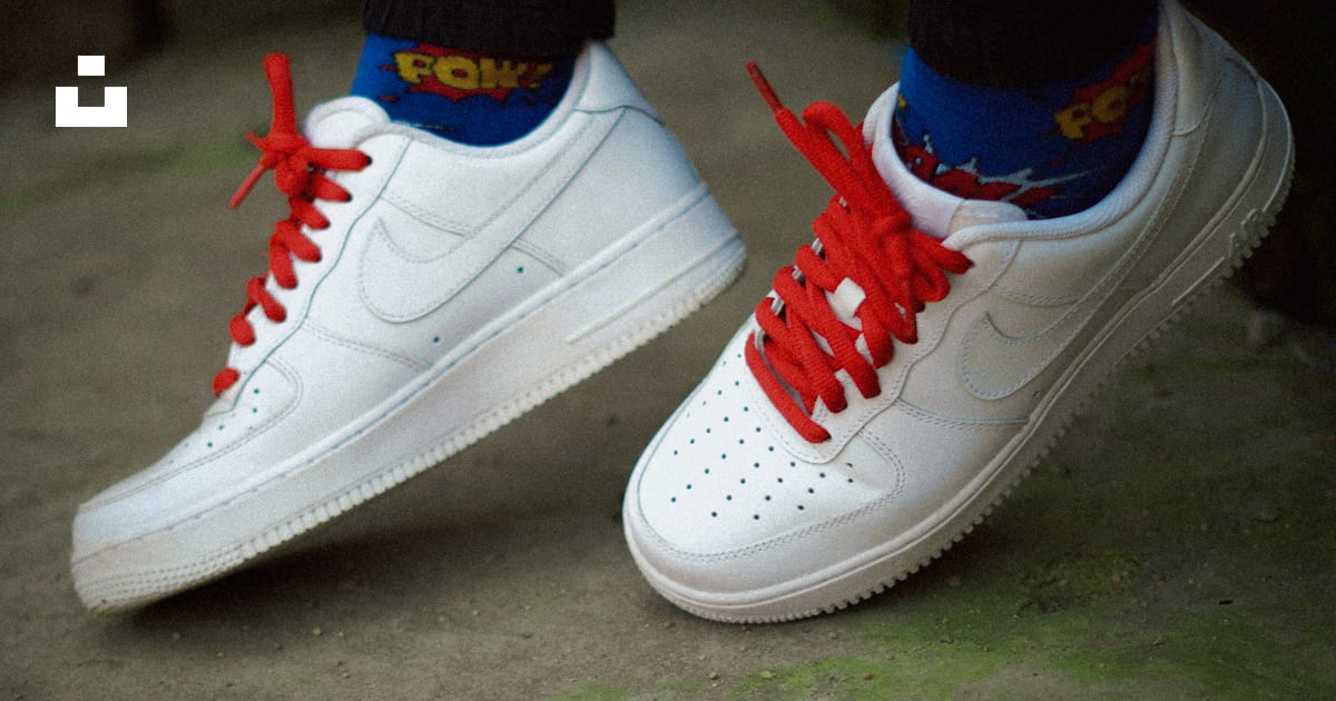 Los Pies De Una Persona En Zapatillas Blancas Y Rojas Foto Imagen De