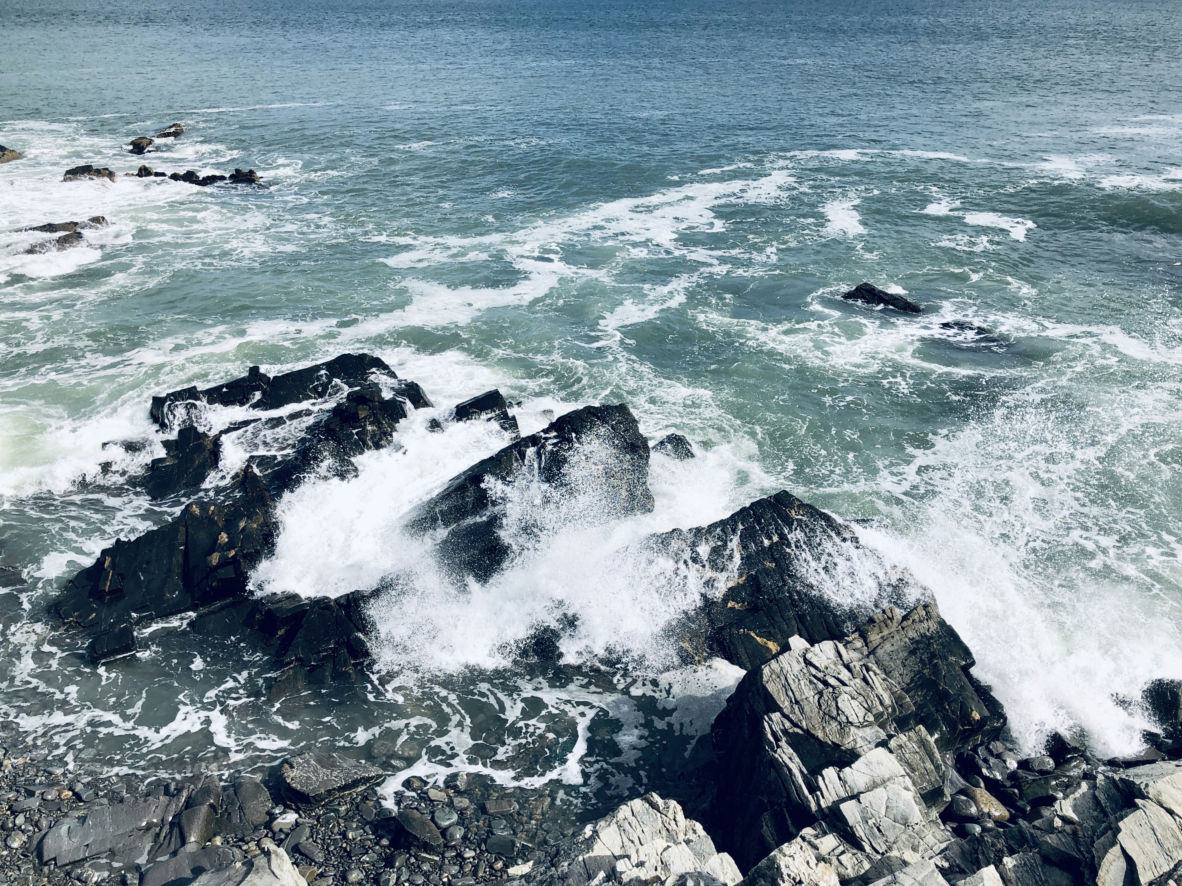Foto zum Thema Wellen, die auf Felsen prallen – Kostenloses Bild zu ...