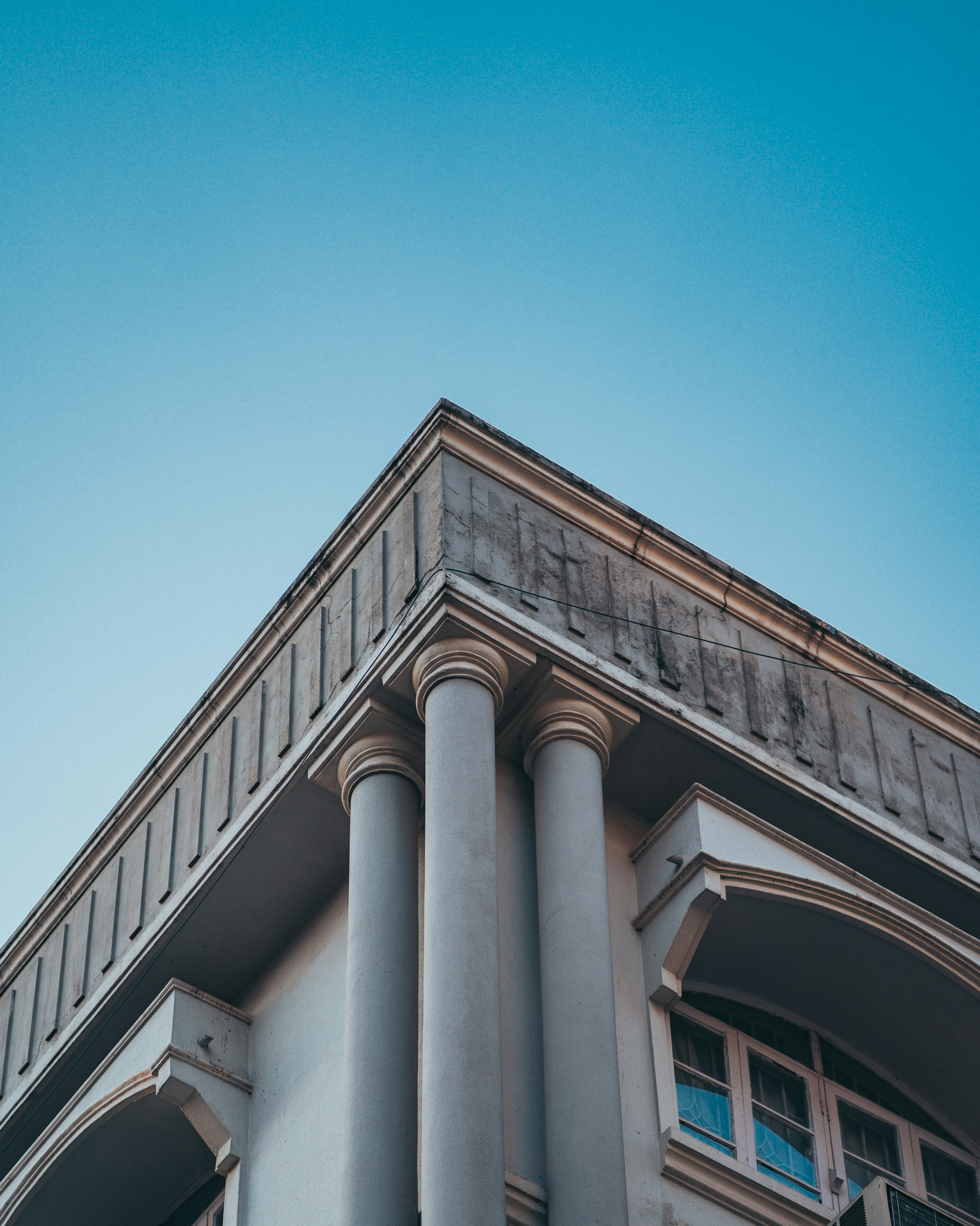 A building with columns photo – Free Kolkata Image on Unsplash