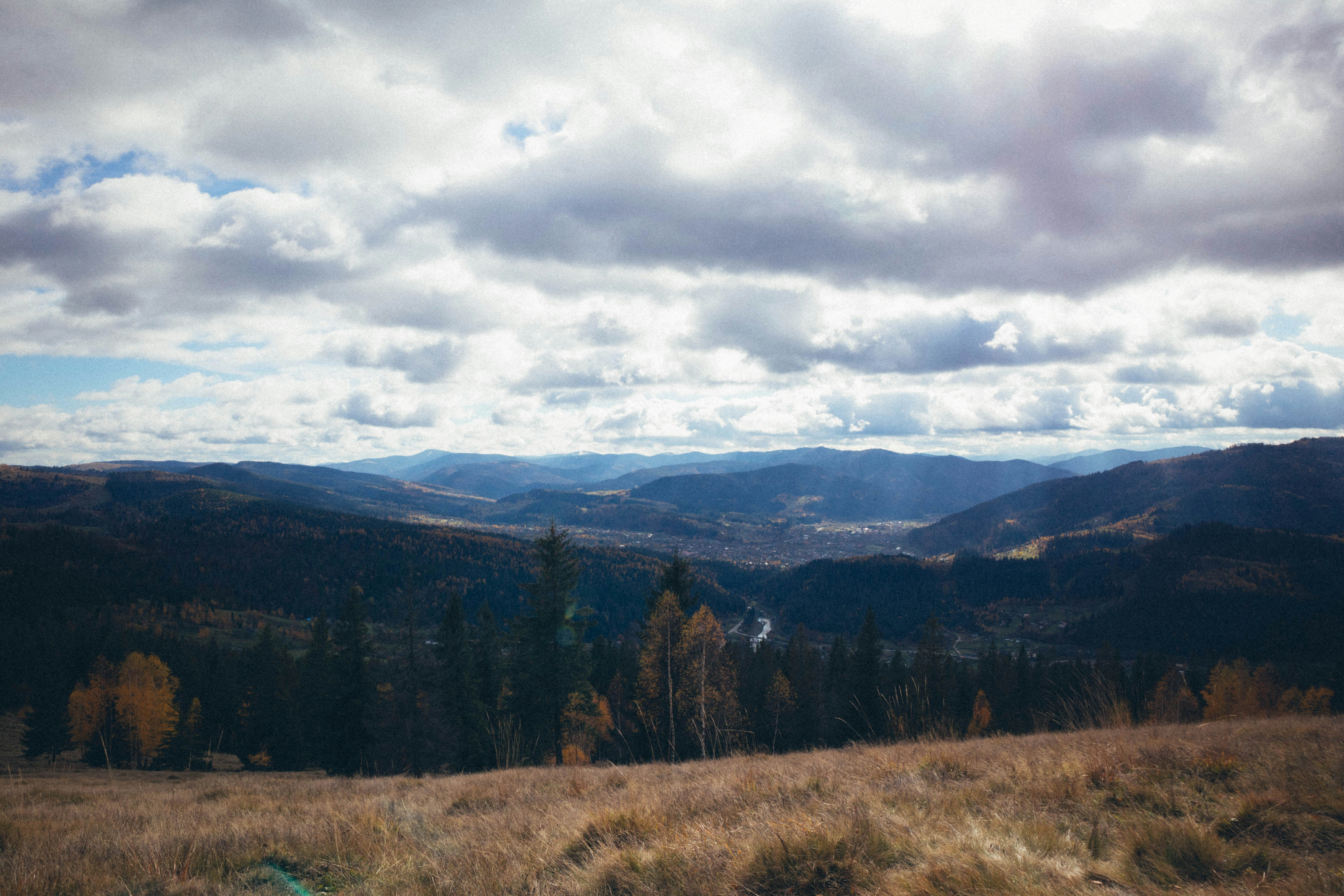A landscape with trees and mountains in the background photo – Free ...