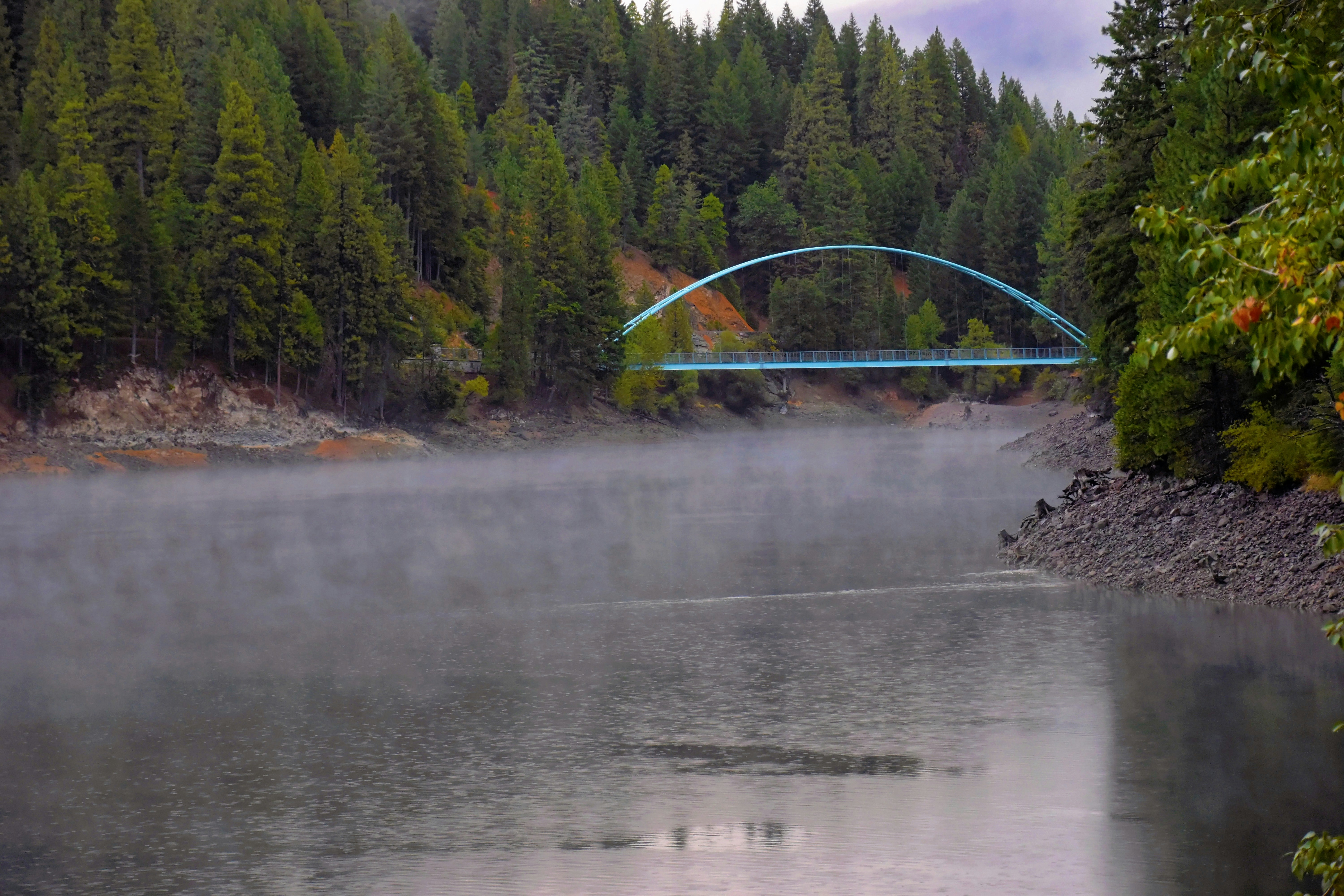 A blue bridge over a river photo – Free Lake siskiyou Image on Unsplash