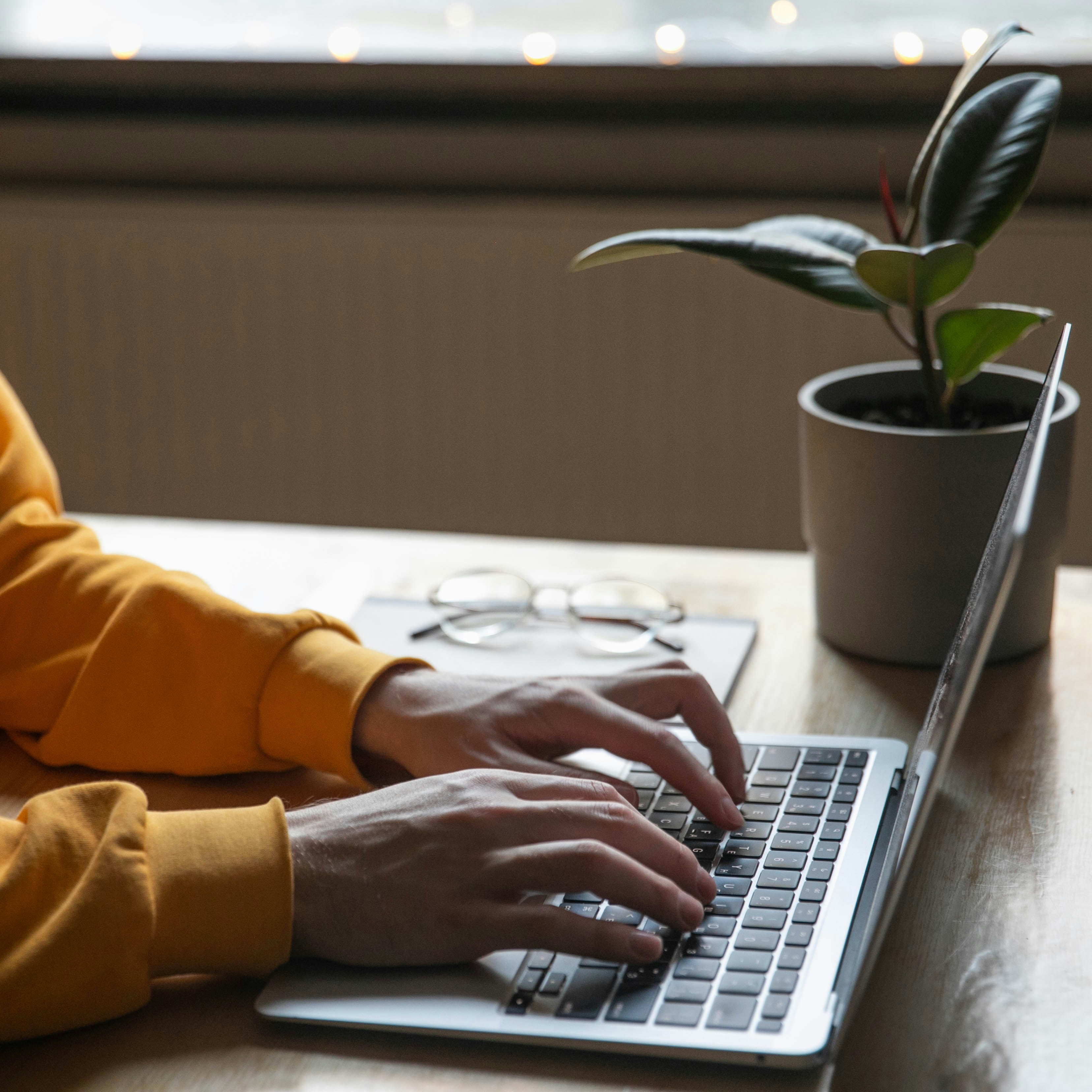 A person typing on a laptop photo – Free Laptop Image on Unsplash