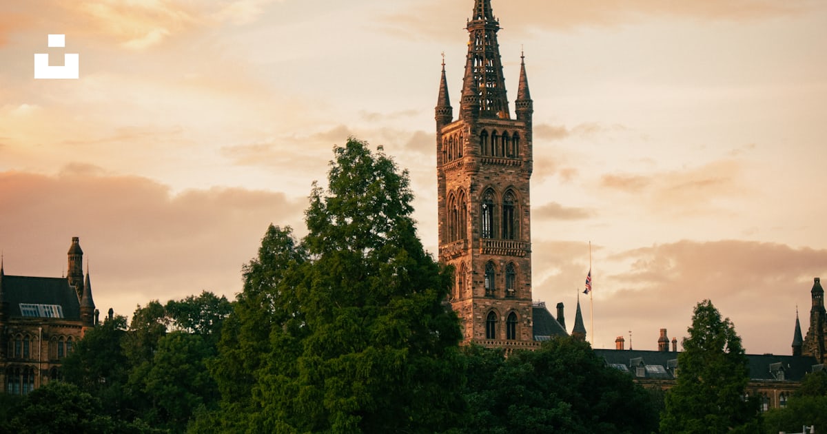 Foto Un Edificio Alto Con Una Torre Imagen Glasgow Gratis En Unsplash