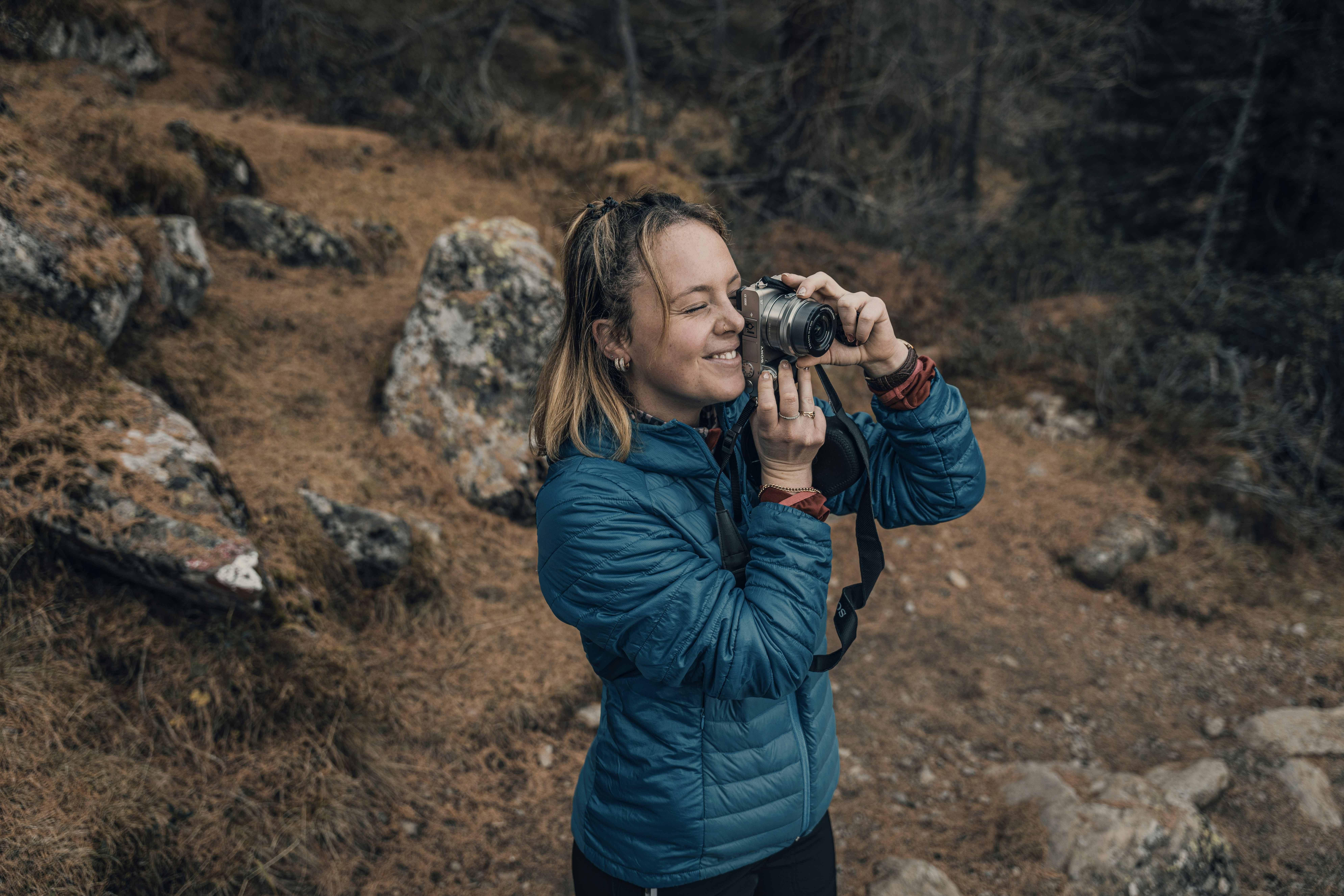 Une personne tenant une caméra photo – Photo Humain Gratuite sur Unsplash