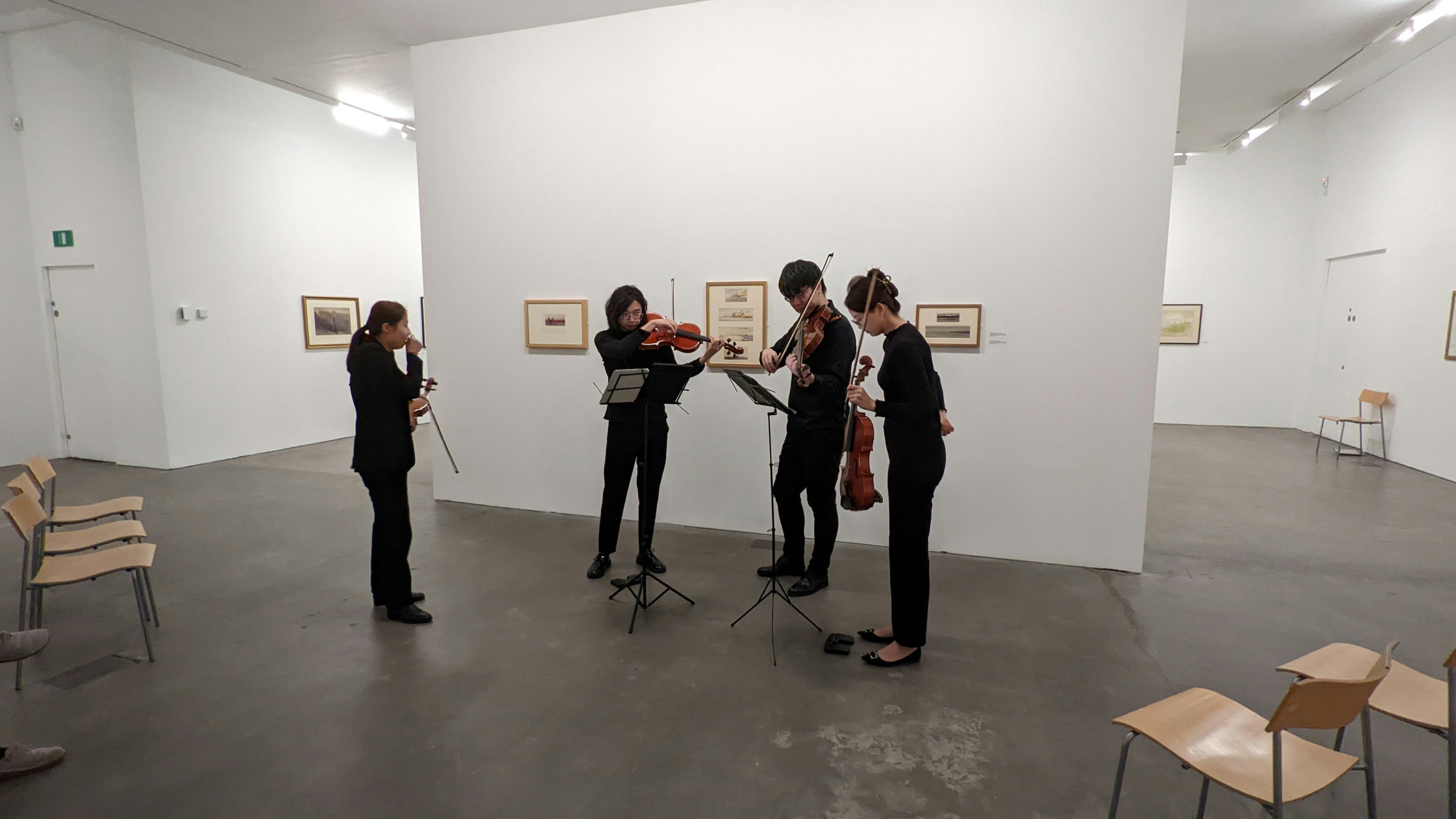 Foto Un grupo de personas tocando instrumentos musicales – Imagen ...