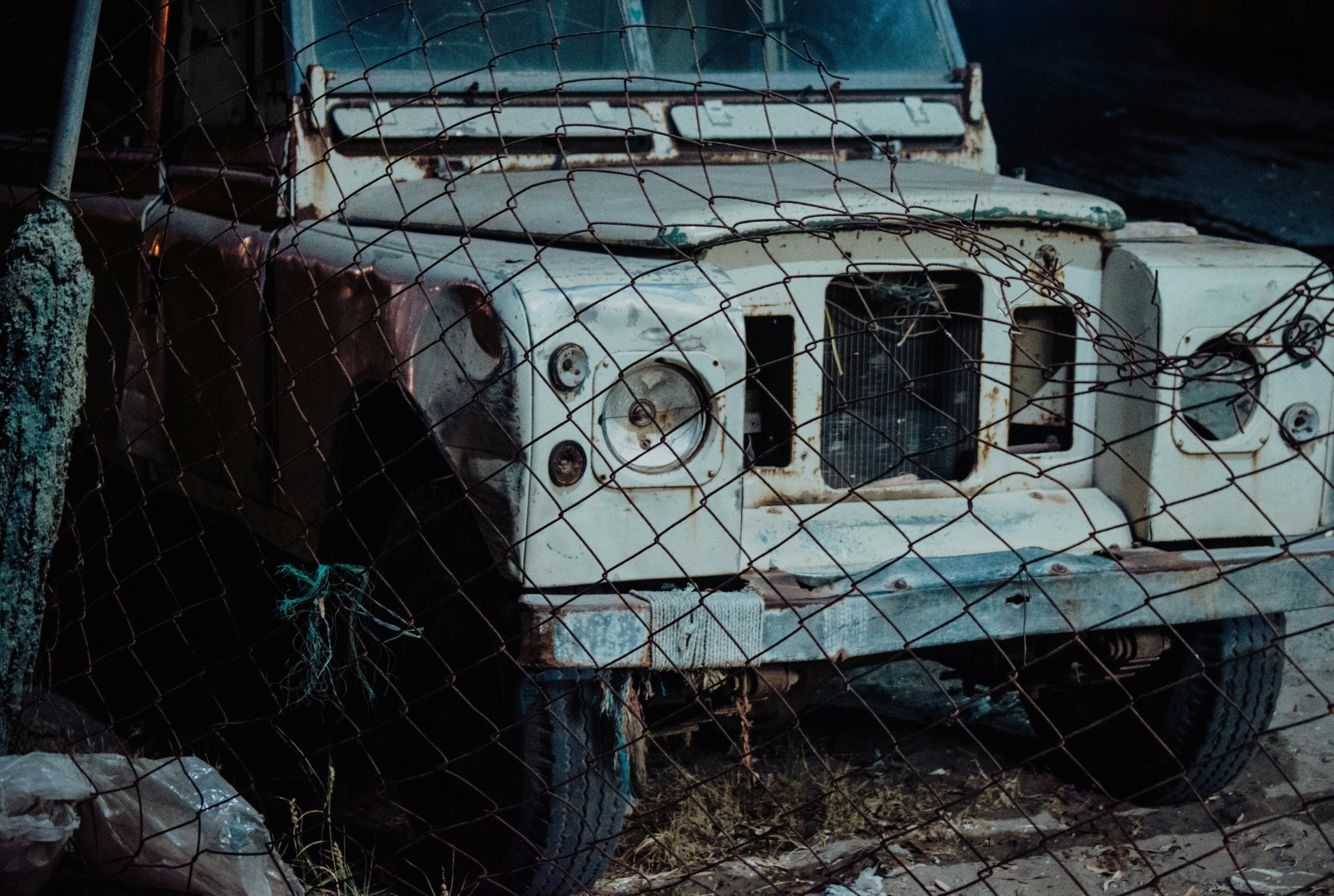 A white bus with a rusted front bumper photo – Free Iran Image on Unsplash