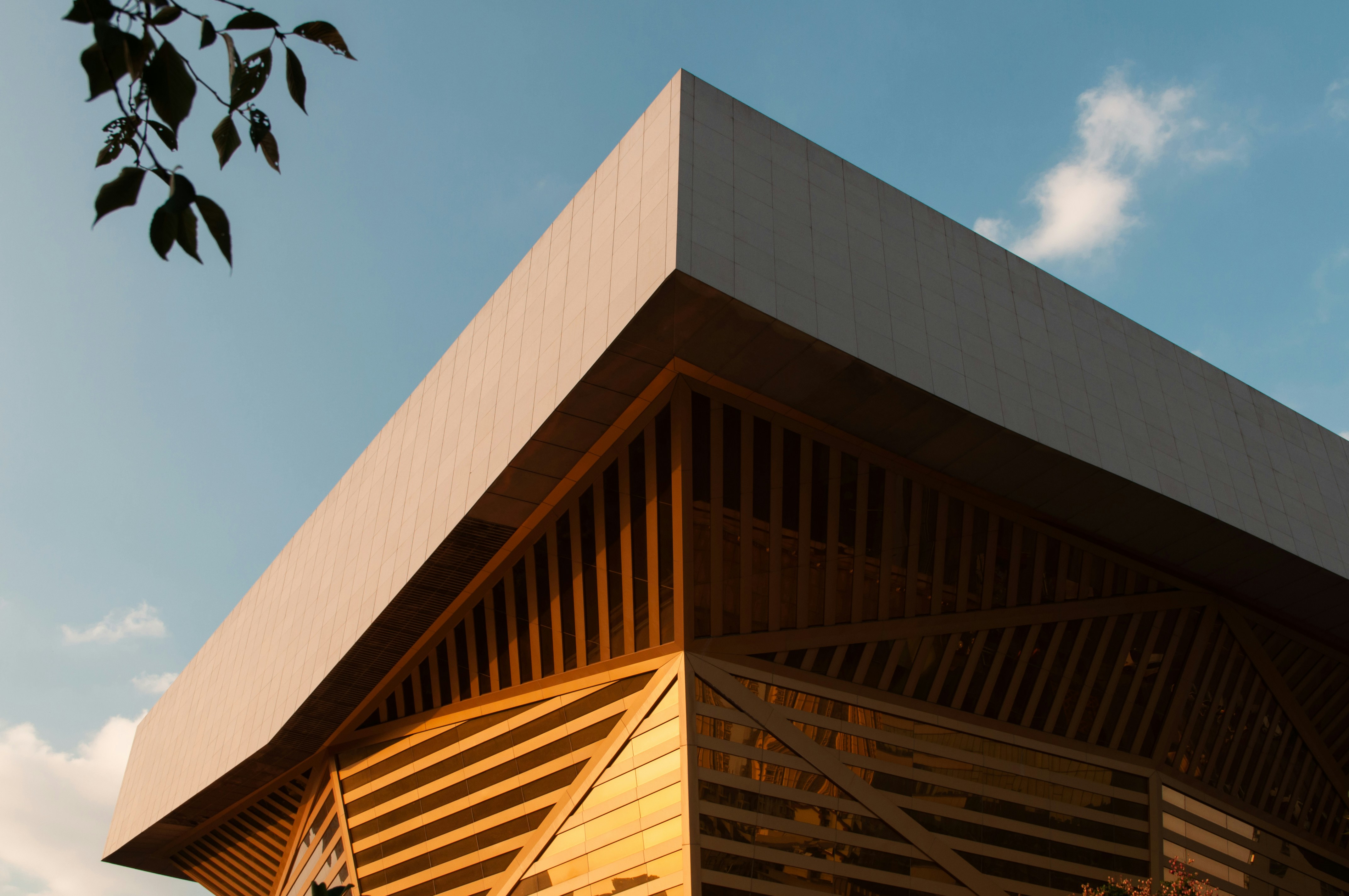 Um edifício alto com um céu azul foto – Imagem grátis sobre Museu na ...