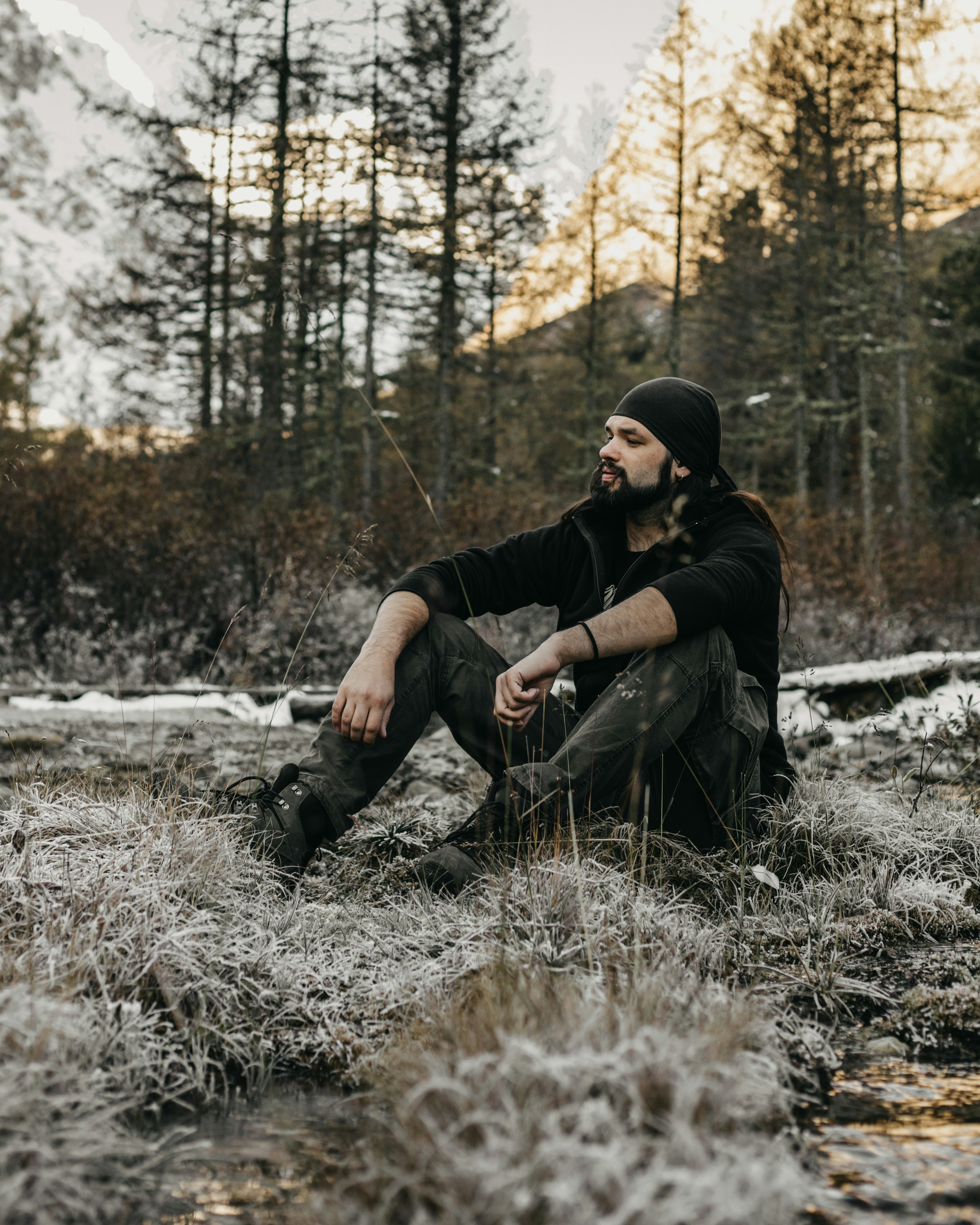 Un homme assis sur une bûche photo – Photo Portrait Gratuite sur Unsplash