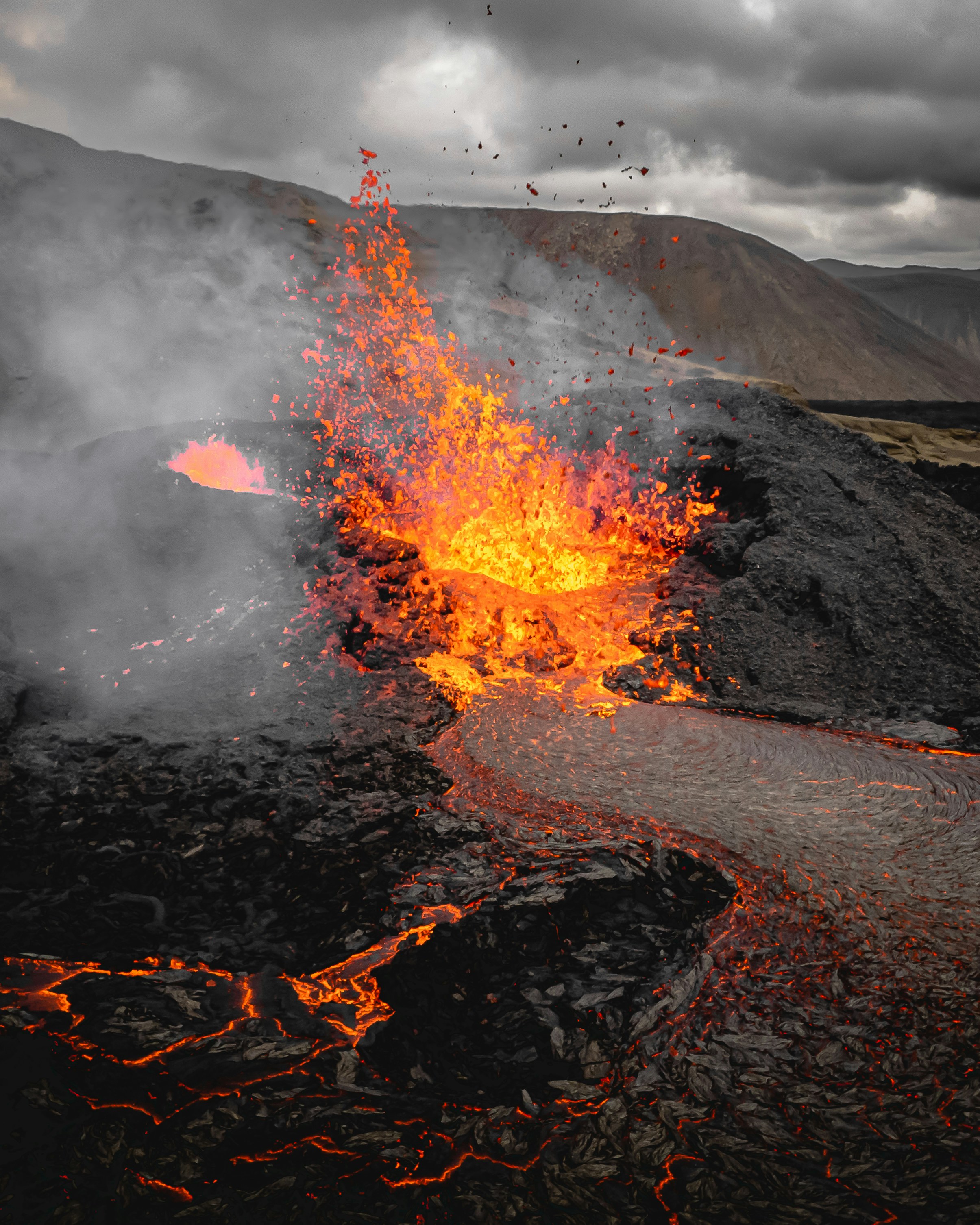 A volcano erupting with lava photo – Free Iceland Image on Unsplash
