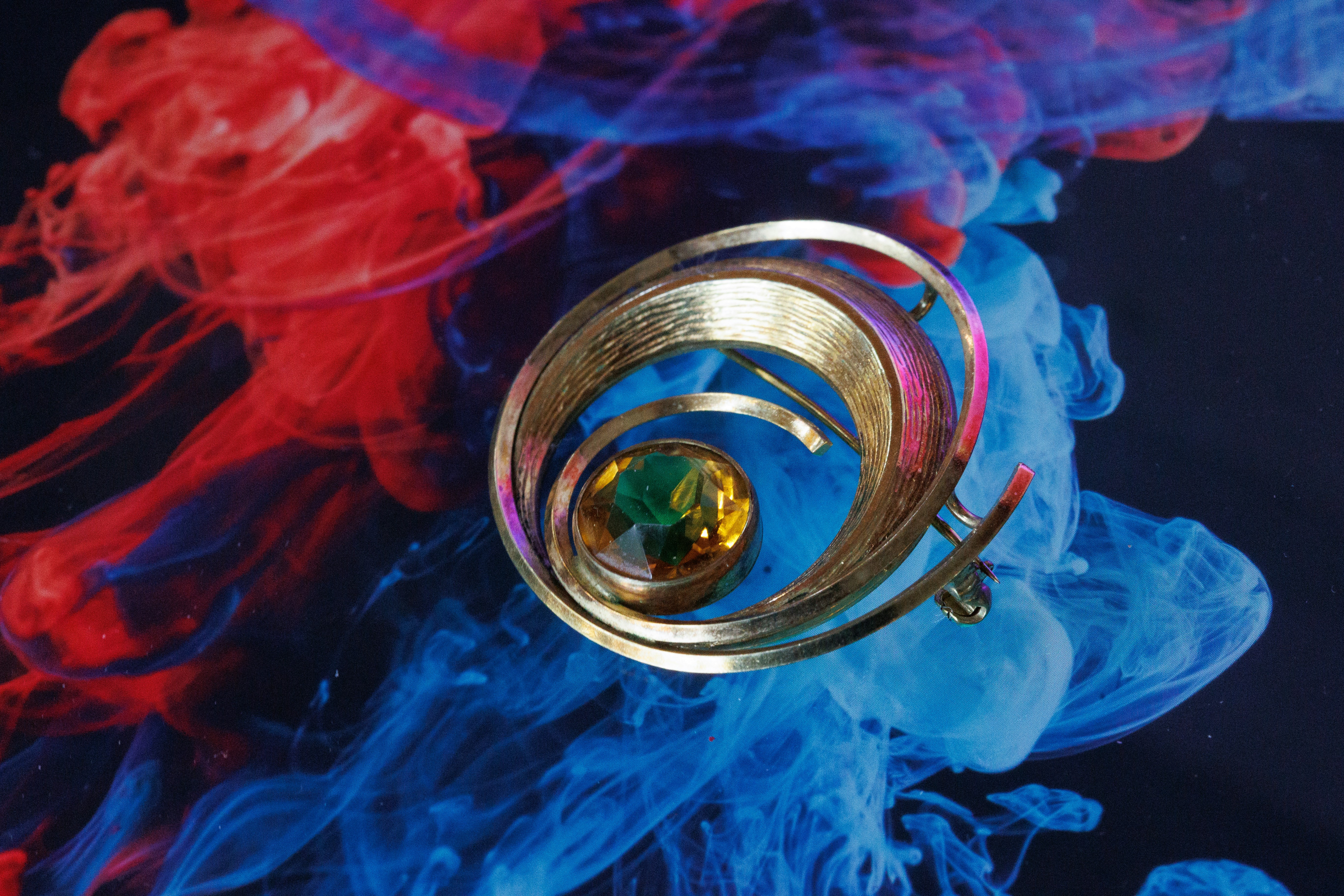 Spiral Ring Jewel: Colorful Orbits Centered on a Floating Pendant