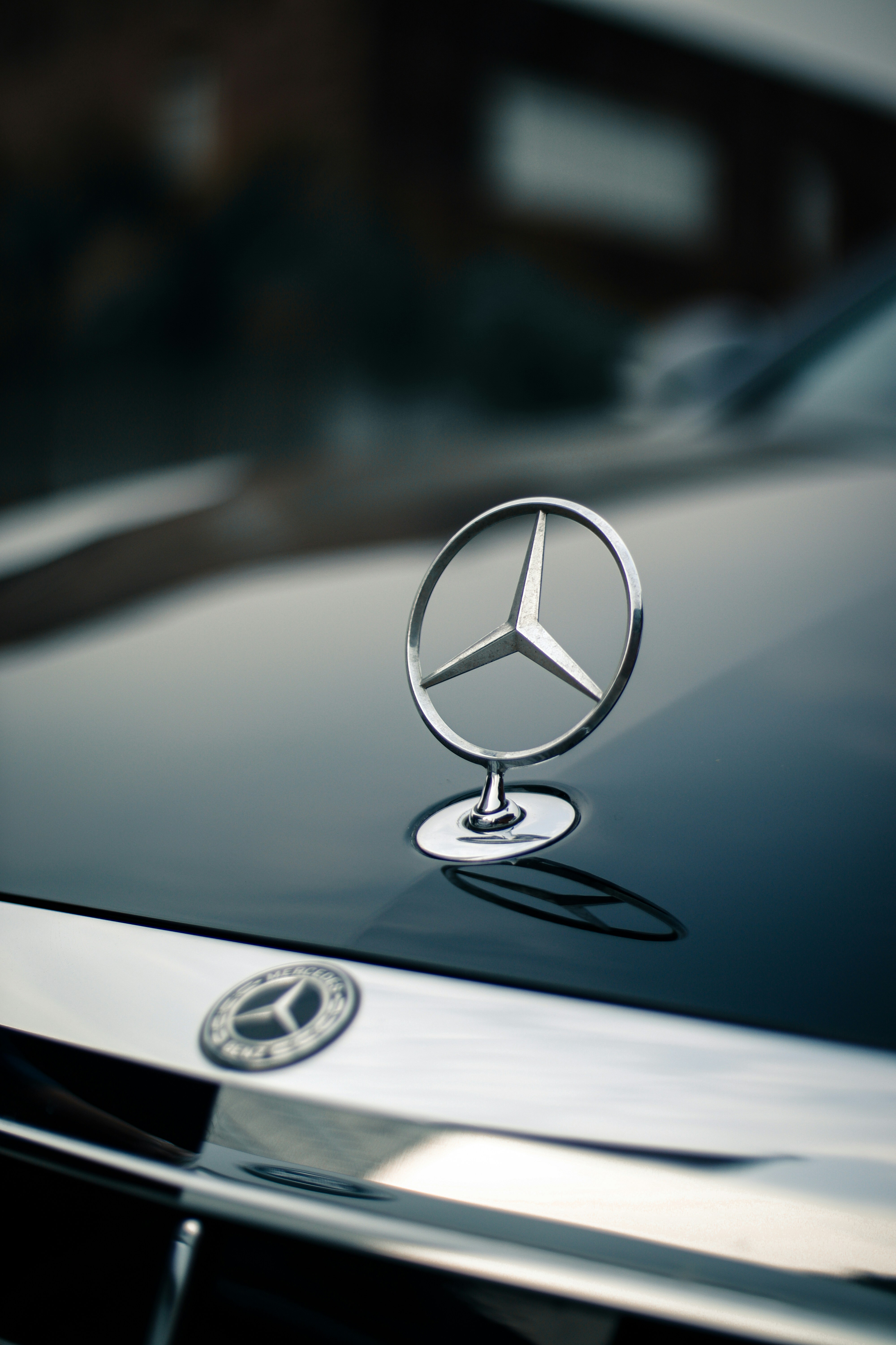 A close up of a car's logo photo – Free Car close up Image on Unsplash