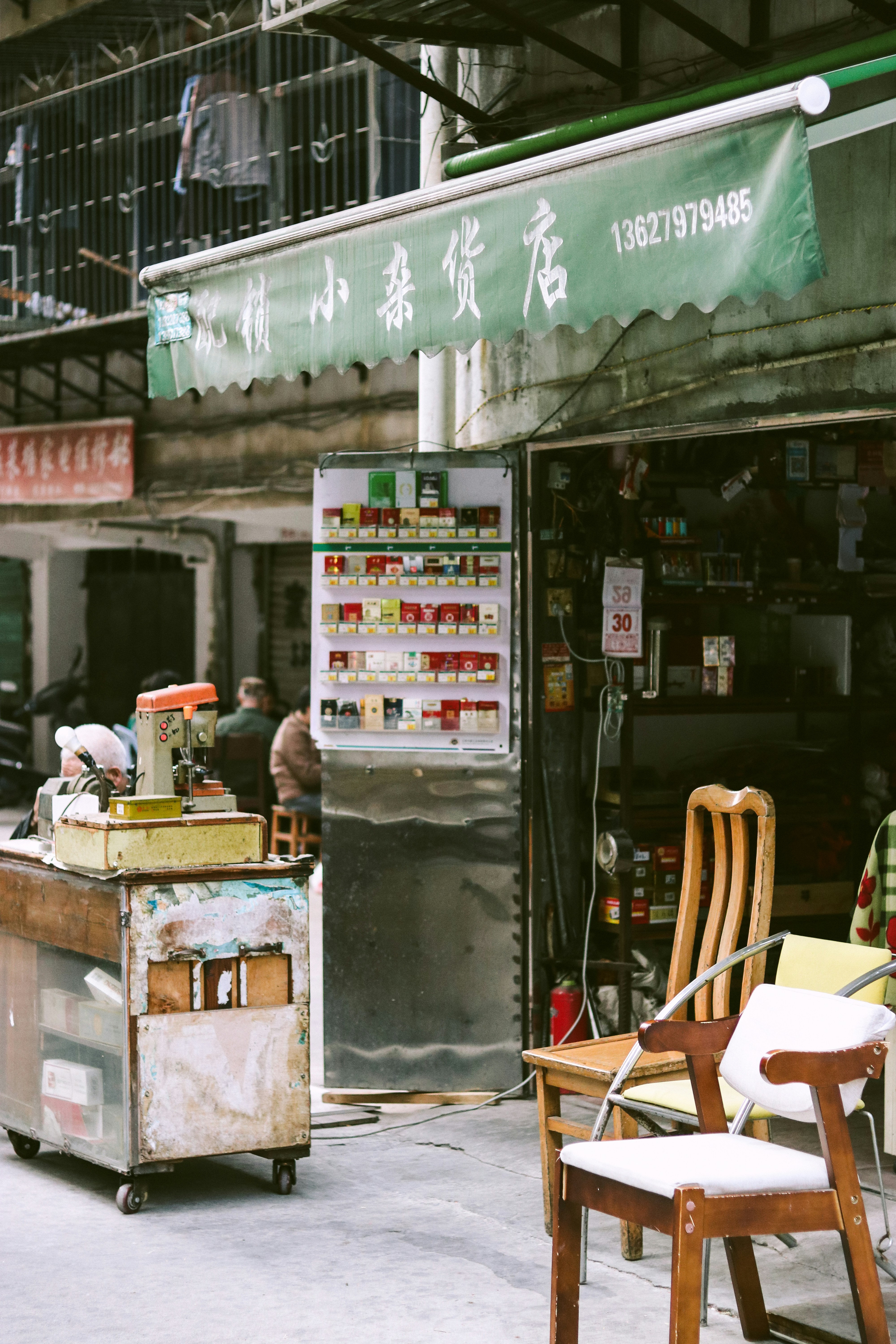 A store front with a green sign photo – Free Ganzhou Image on Unsplash