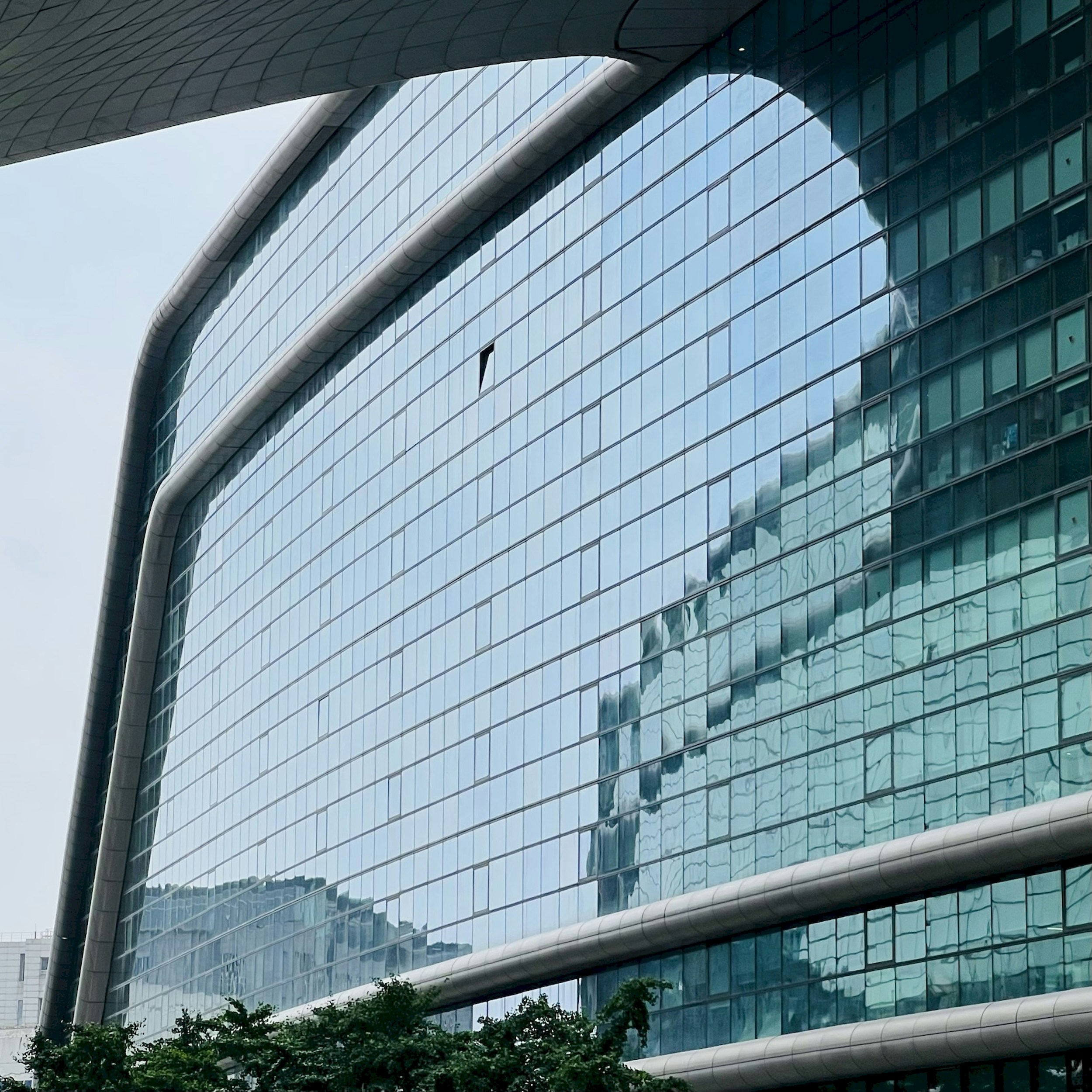 Un bâtiment aux parois vitrées photo – Photo Facciata dell'edificio ...