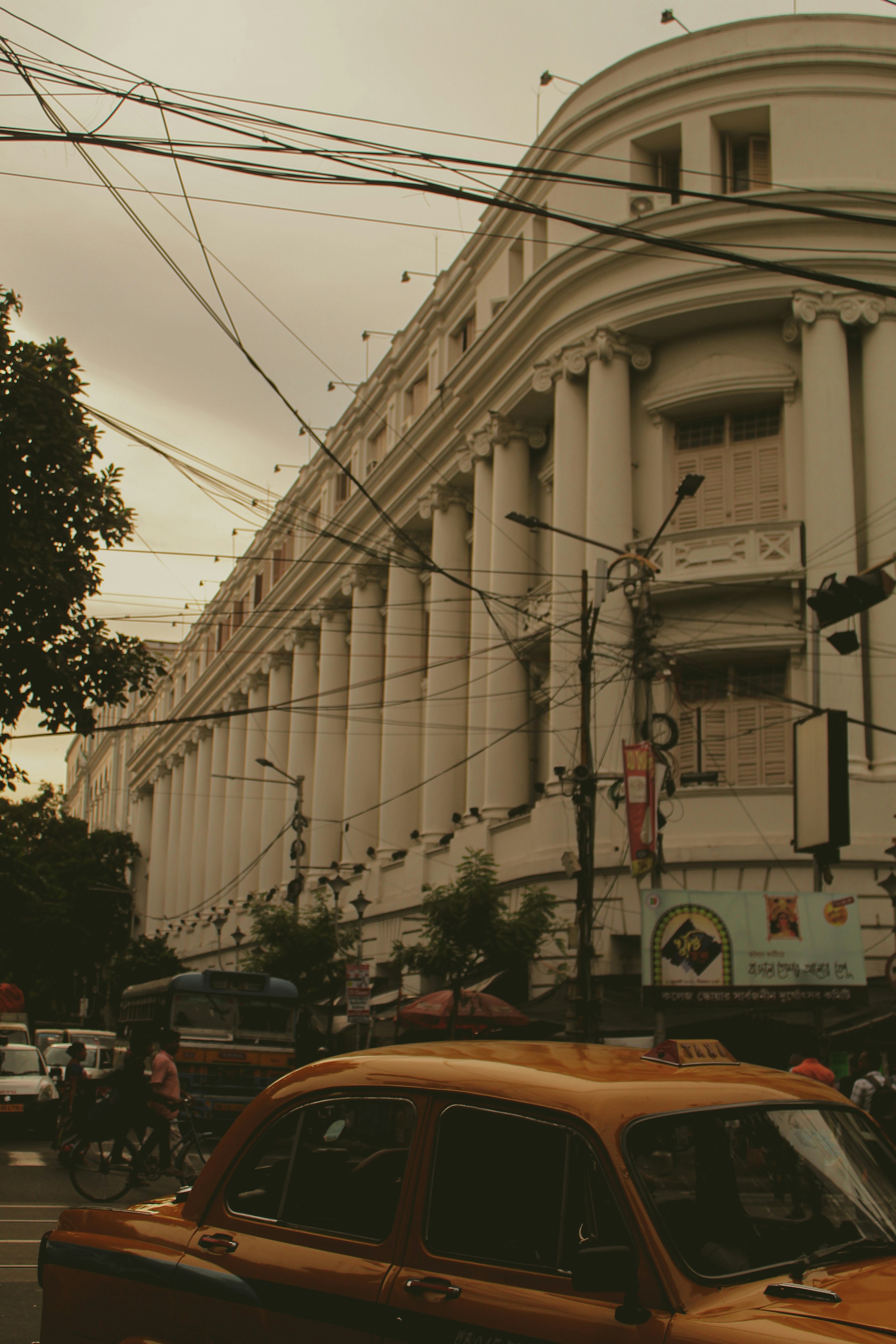 A building with a large column photo – Free Kolkata Image on Unsplash