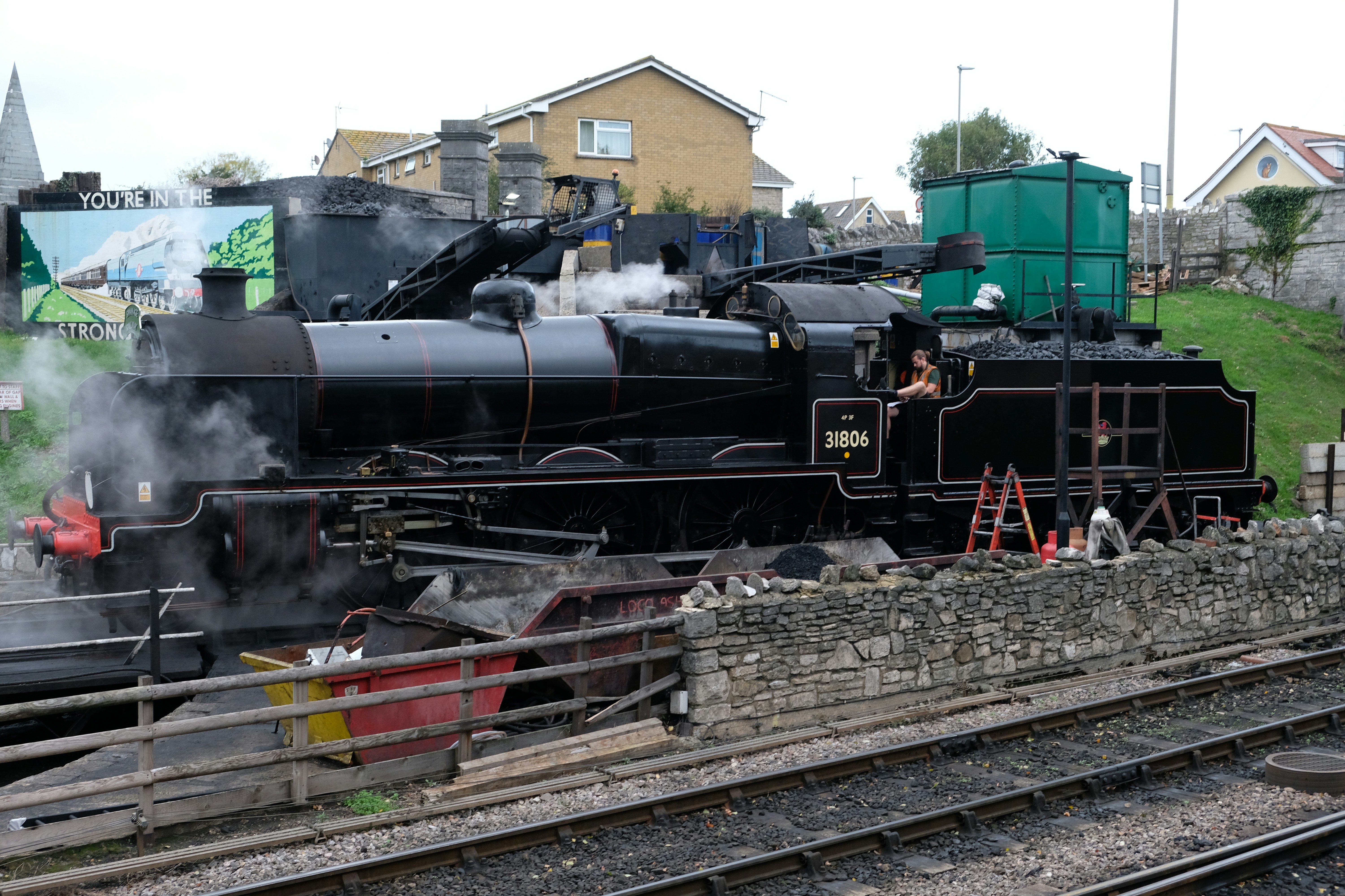 A train on the railway tracks photo – Free Steam engine Image on Unsplash