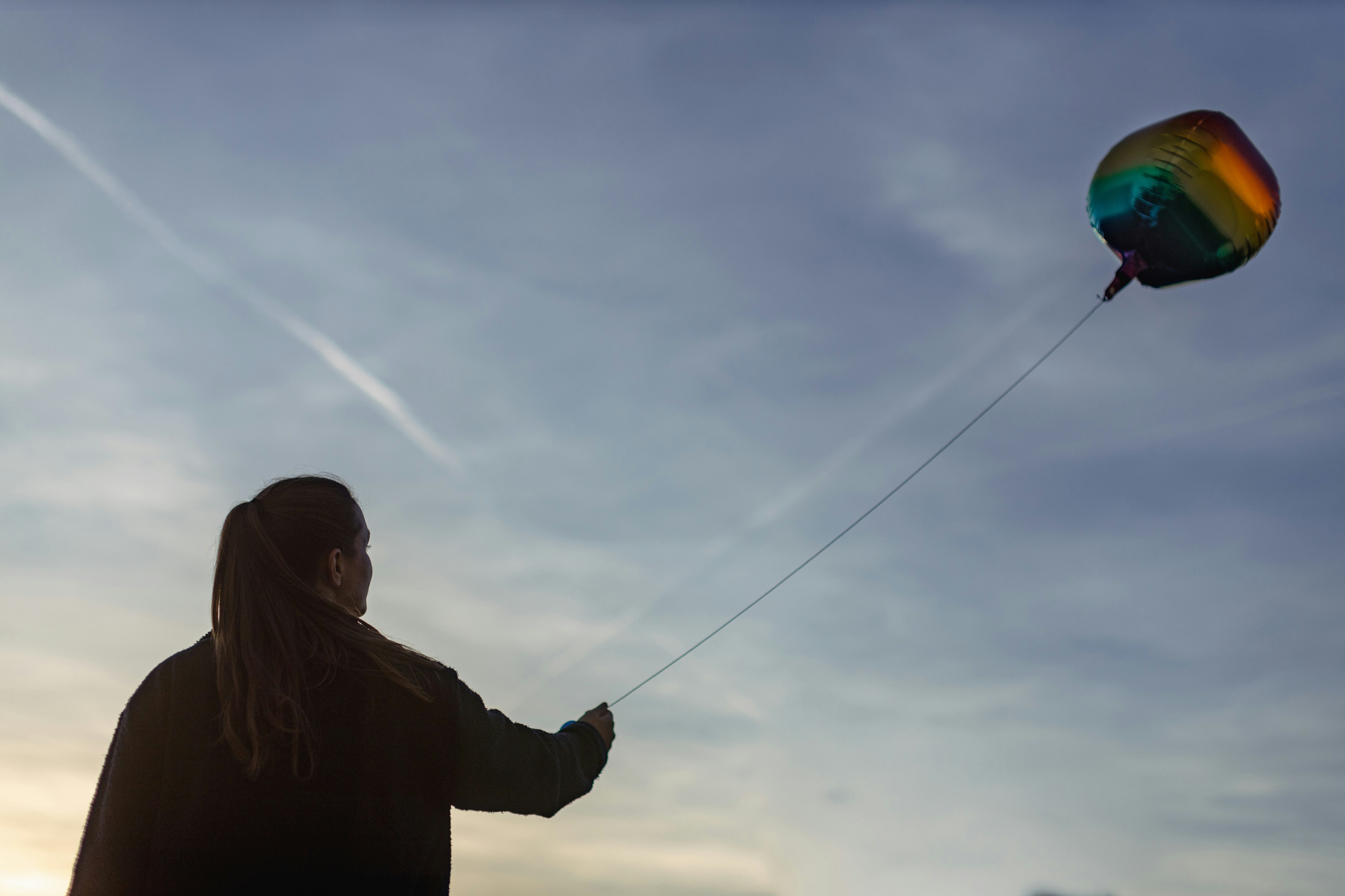 Una persona volando un globo aerostático foto – Imagen de Humano ...