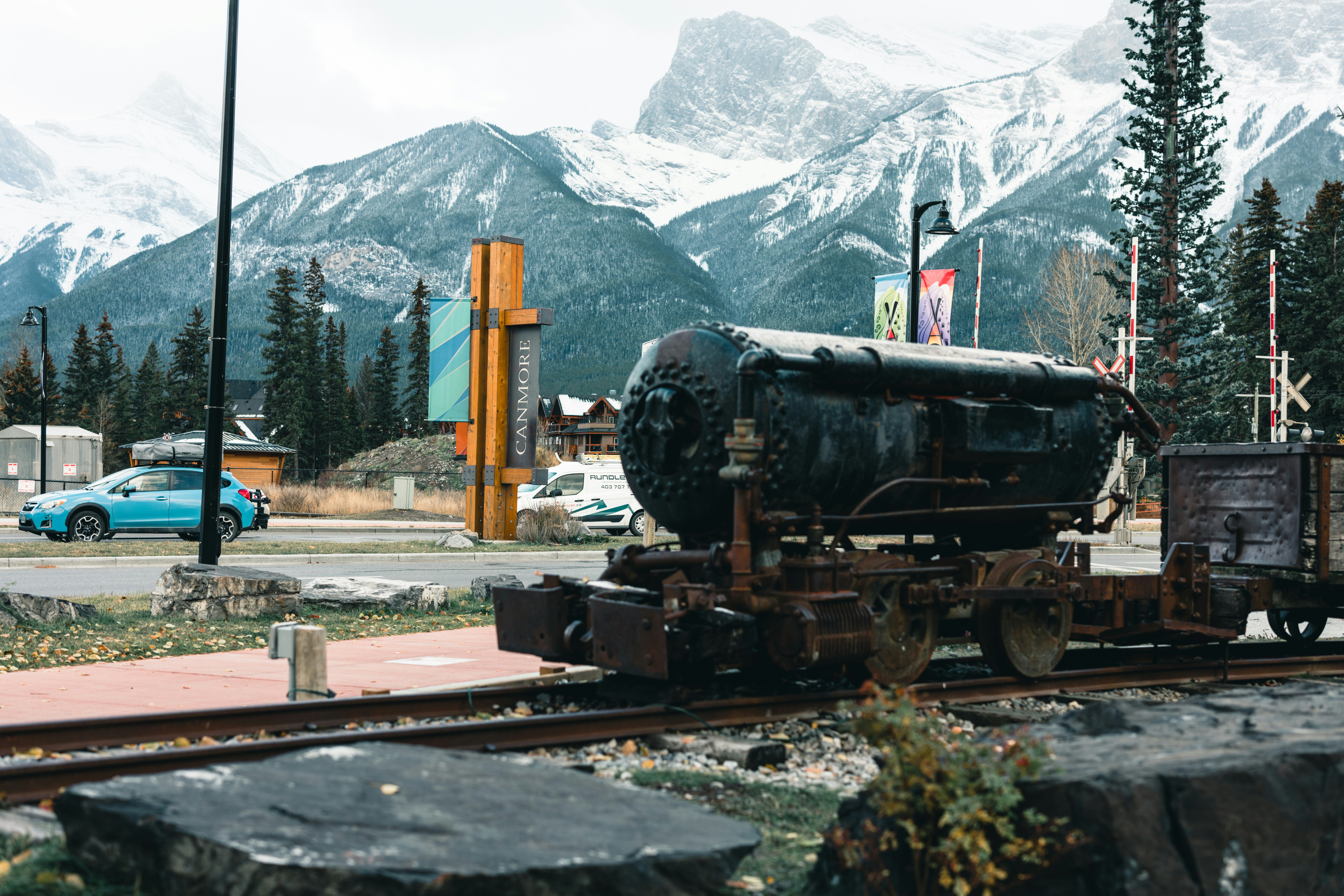 Un train sur les rails photo – Photo 캐나다 Gratuite sur Unsplash