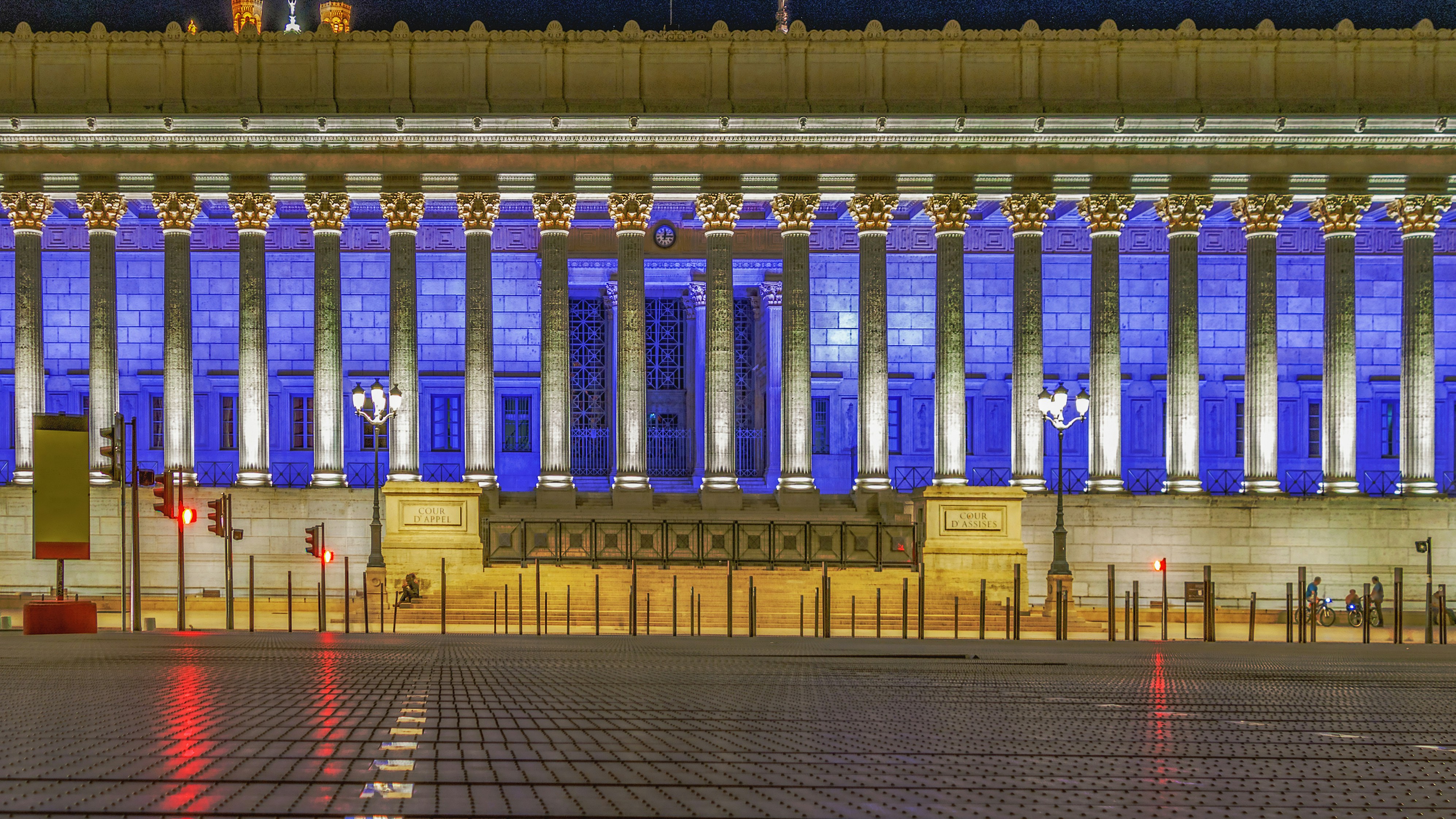 Lyon la nuit entre l'ombre et la lumière. Lyon at night between shadow and light.