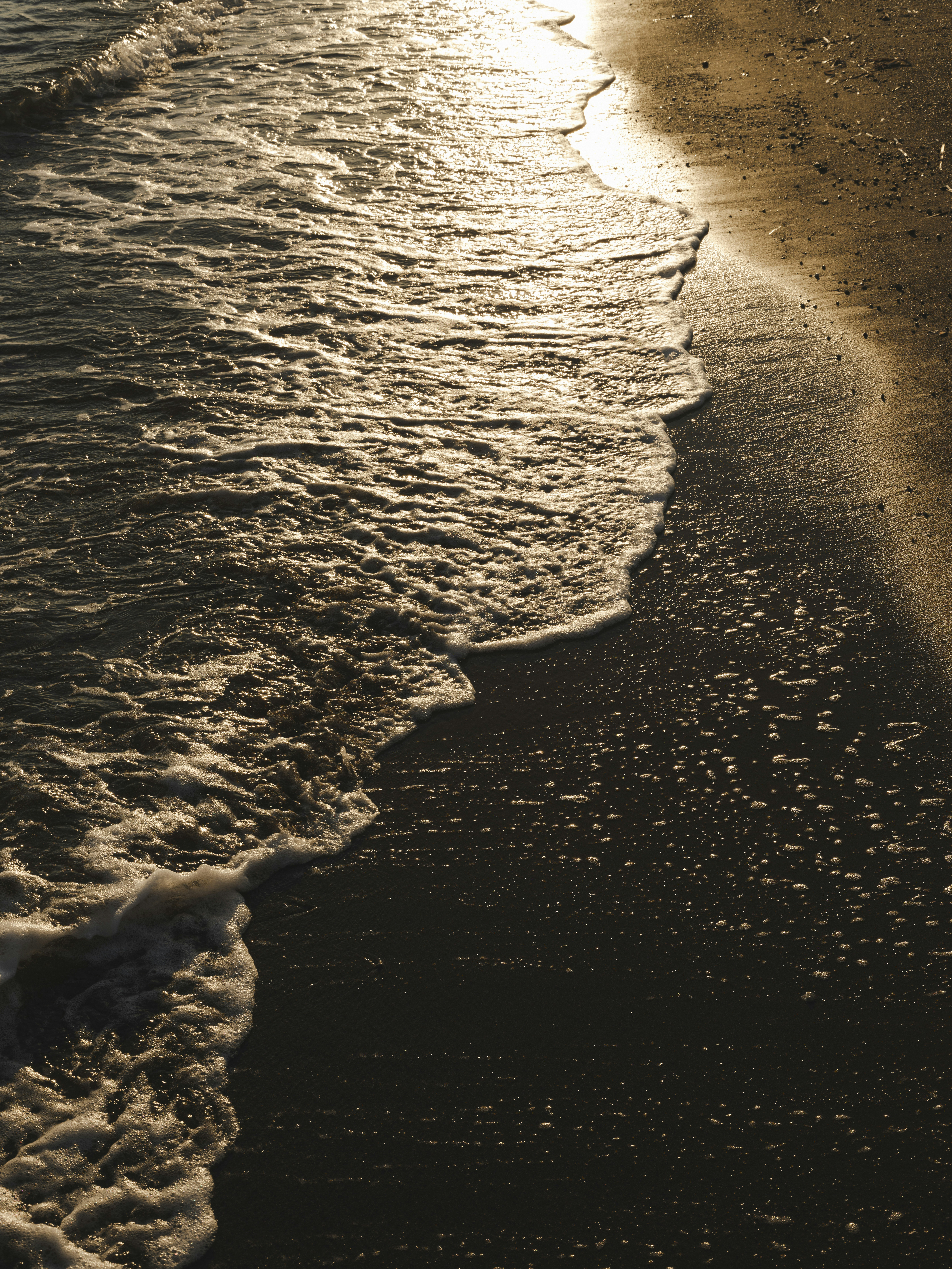 Ein Strand mit Wellen Foto – Kostenloses Bild zum Thema Wasser auf Unsplash