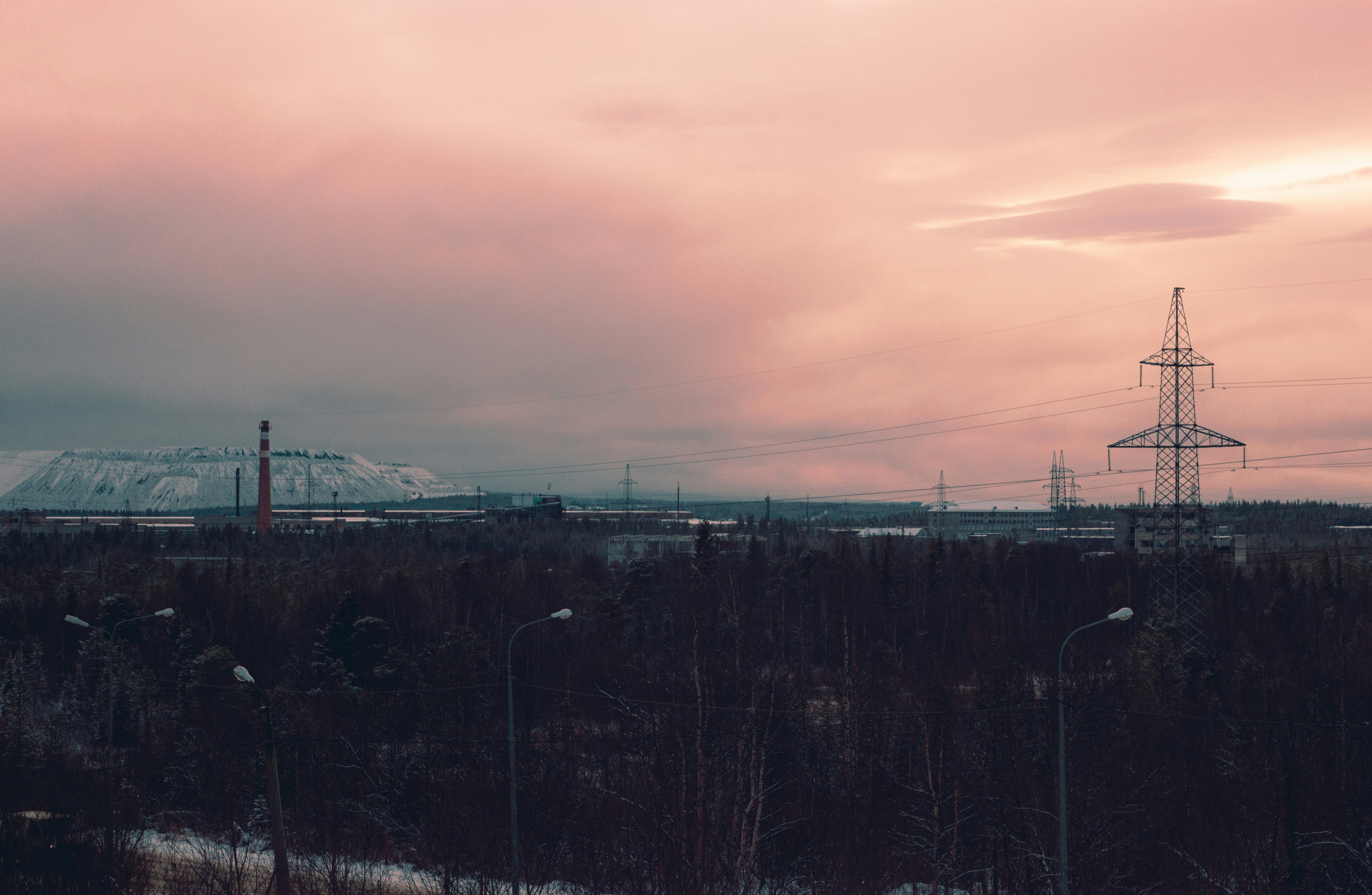 Dusk Beneath Wires: A Quiet Industrial Horizon under a Pink Sky