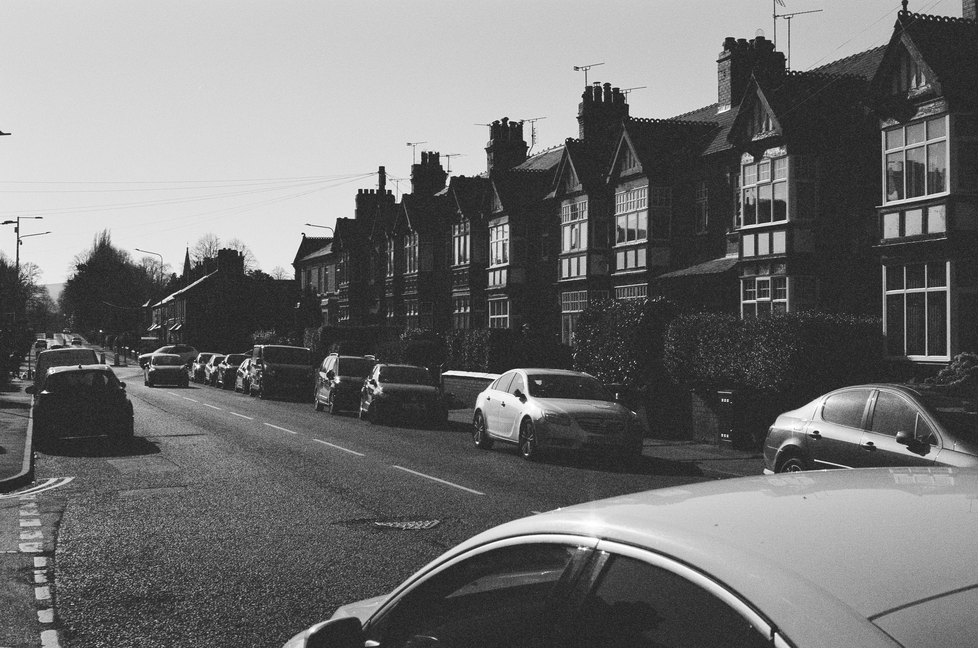 A street with cars parked along it photo – Free Wrexham Image on Unsplash