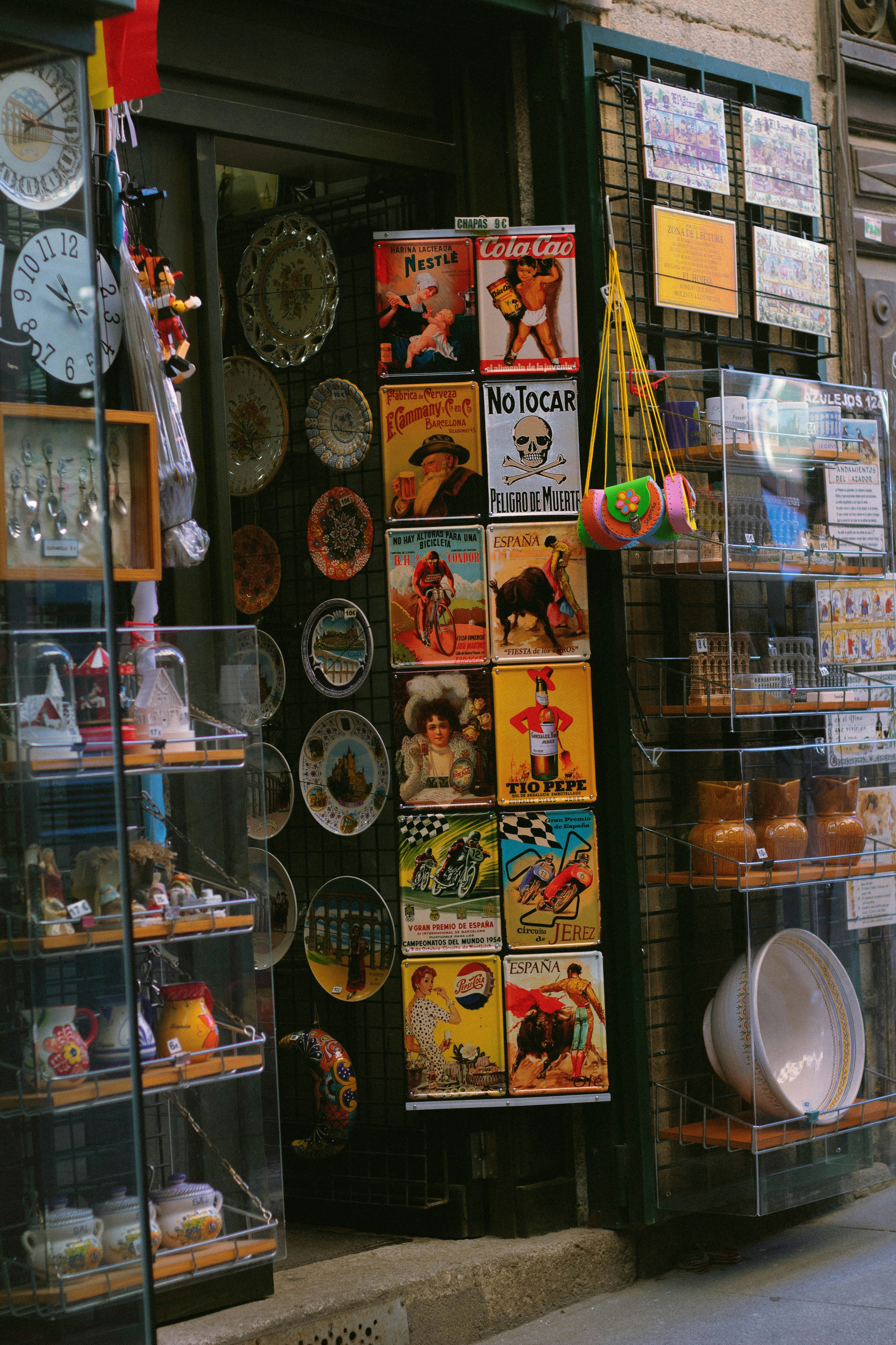 Una tienda con muchos relojes foto – Imagen de Segovia gratuita en Unsplash