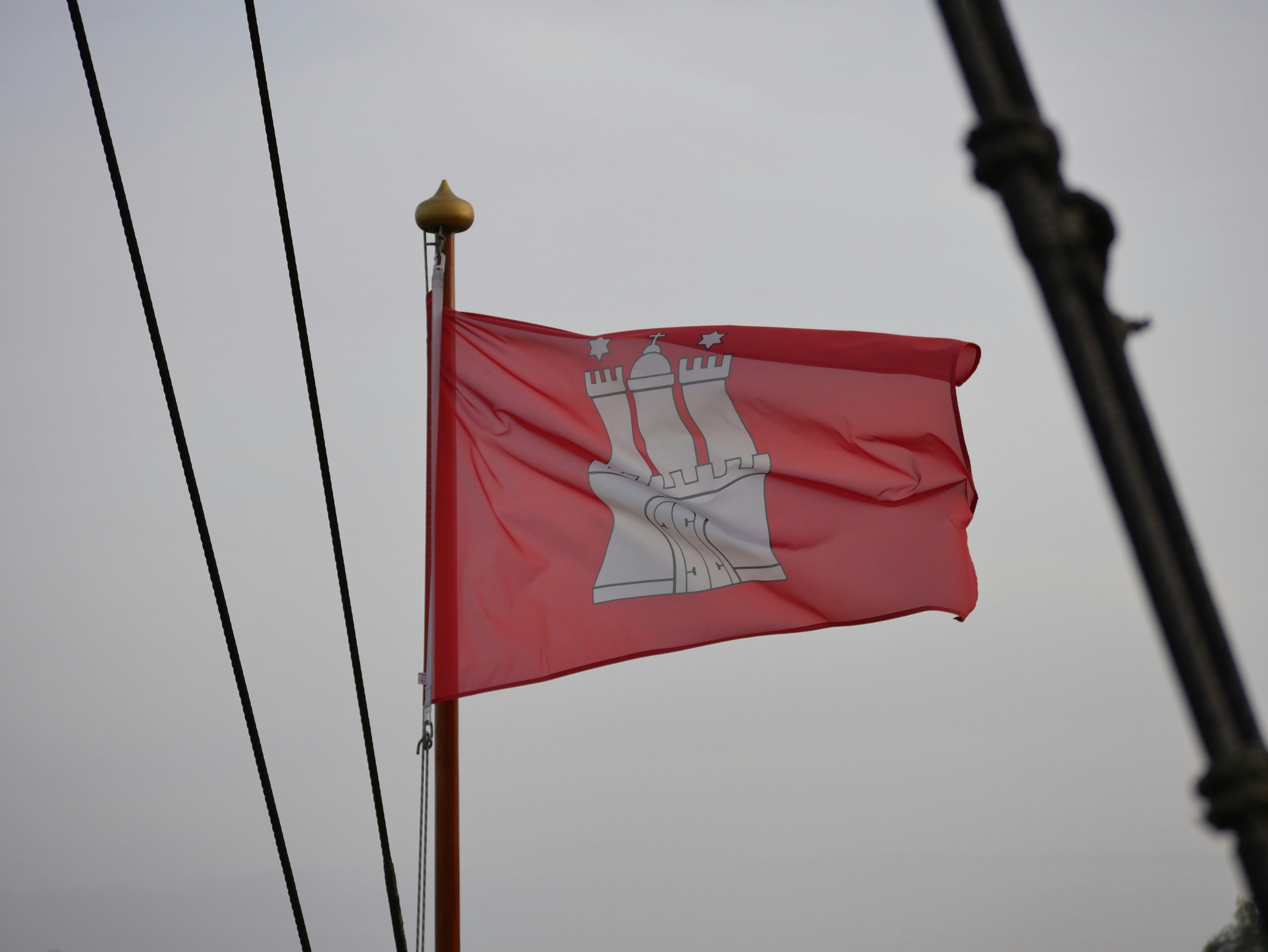 Un drapeau rouge avec une croix blanche dessus photo – Photo Hambourg ...