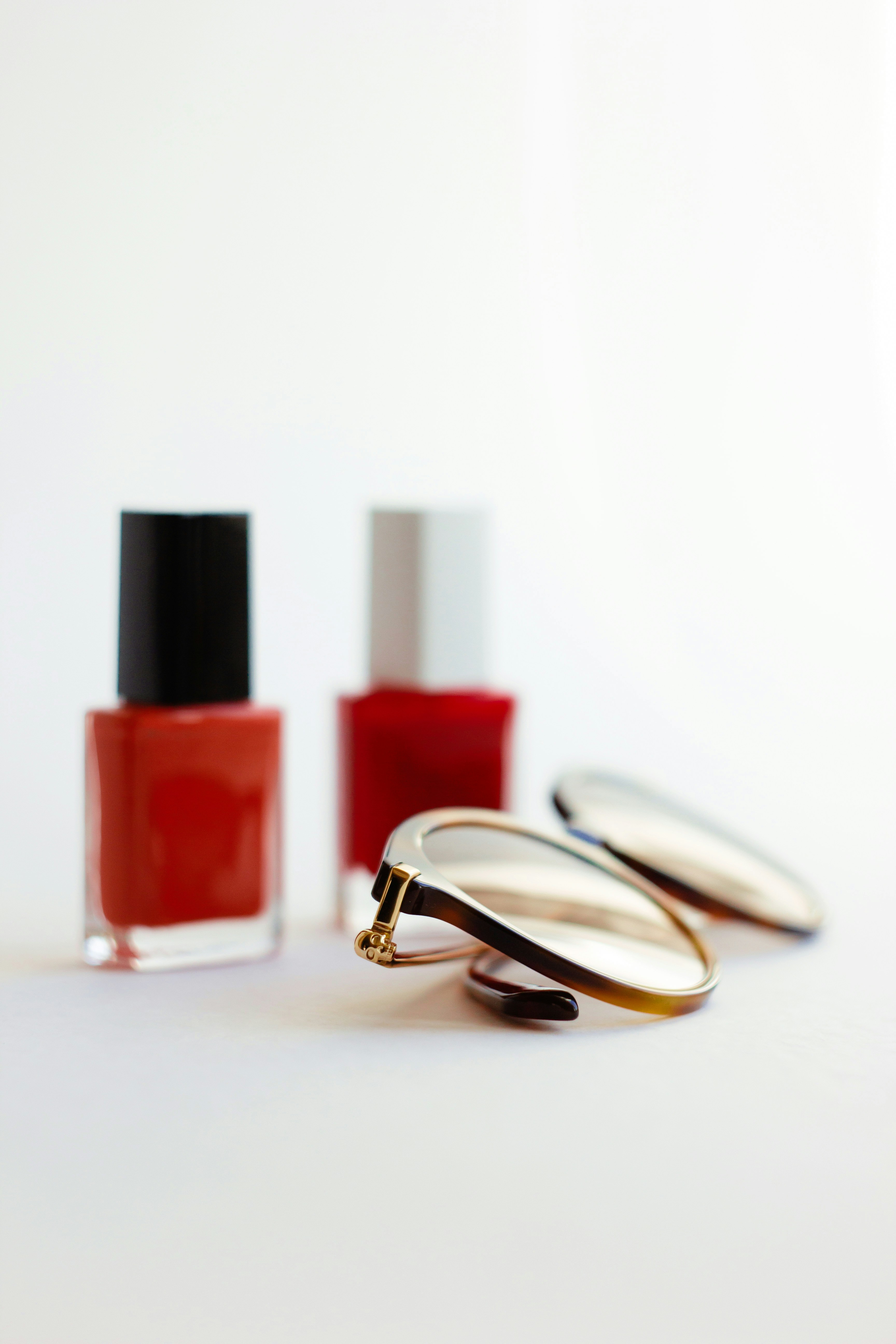 Un groupe de rouges à lèvres de différentes couleurs photo – Image ...