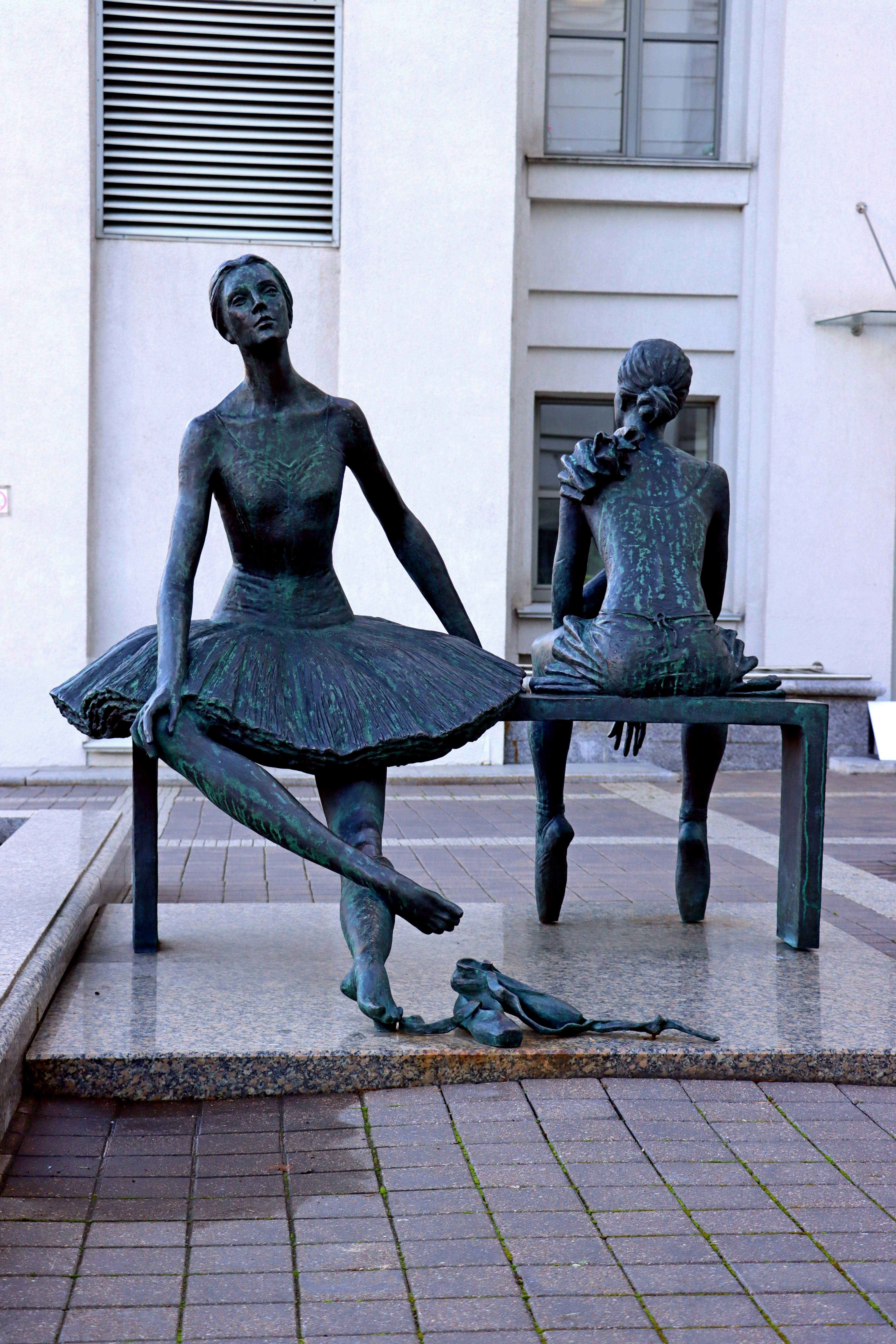 A statue of a man and a woman sitting on a bench photo – Free Woman ...